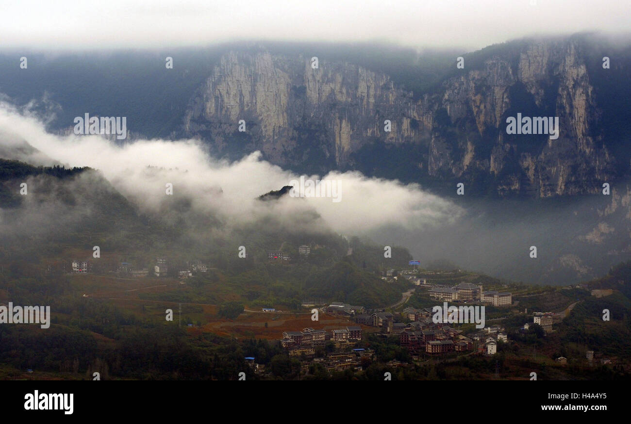 Enshi. 15th Oct, 2016. Photo taken on Oct. 15, 2016 shows the scenery ...