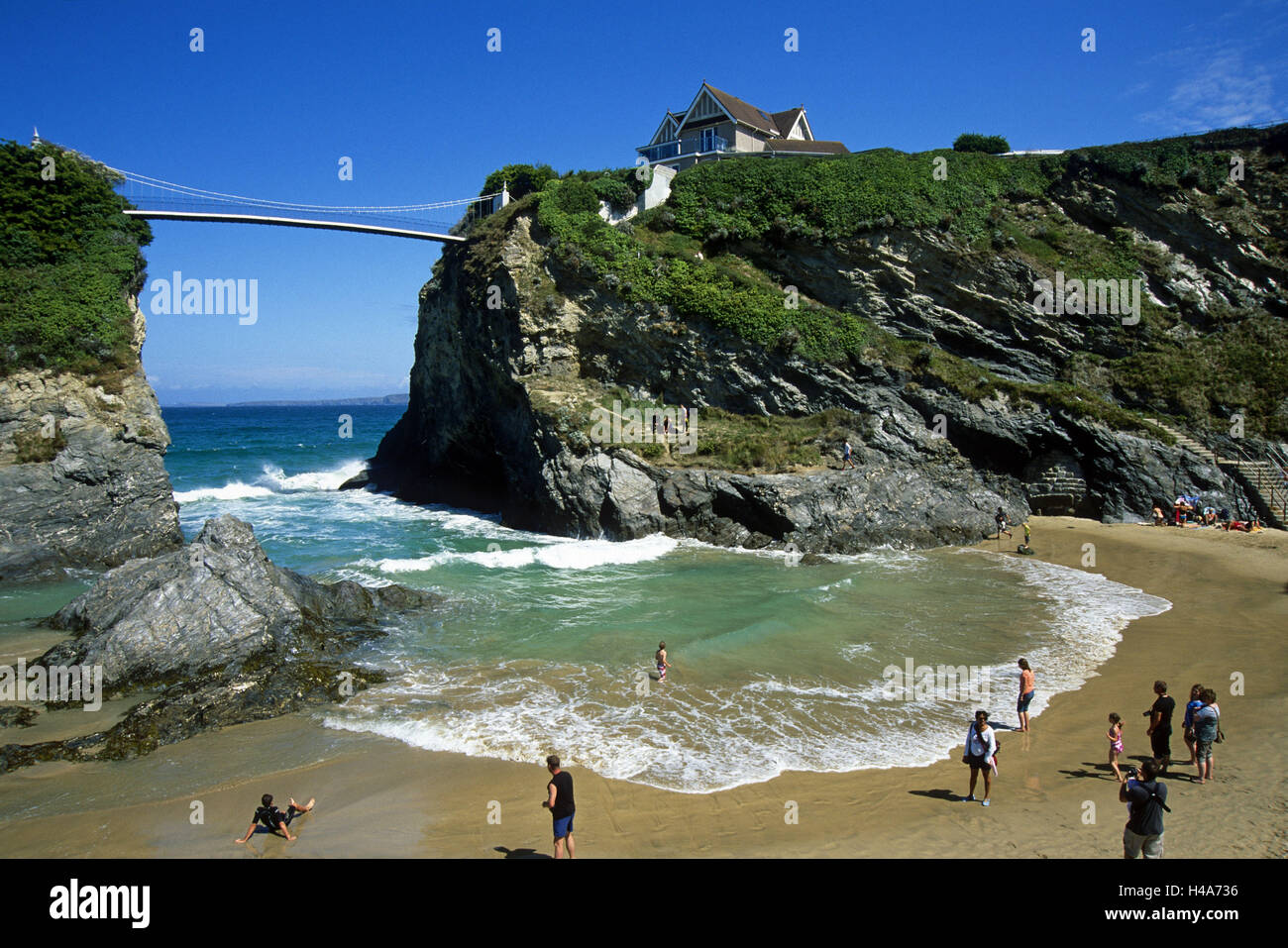 Great Britain, Cornwall, Newquay, rock, bridge, beach, vacationer Stock ...