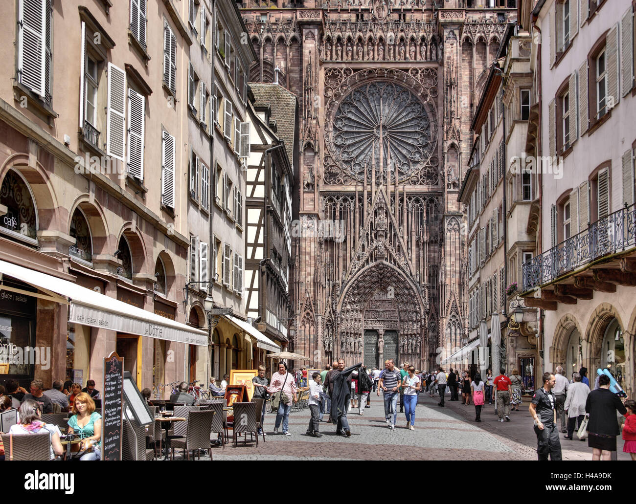 France, Alsace, Strasbourg, pedestrians in front of Strasbourg Minster ...