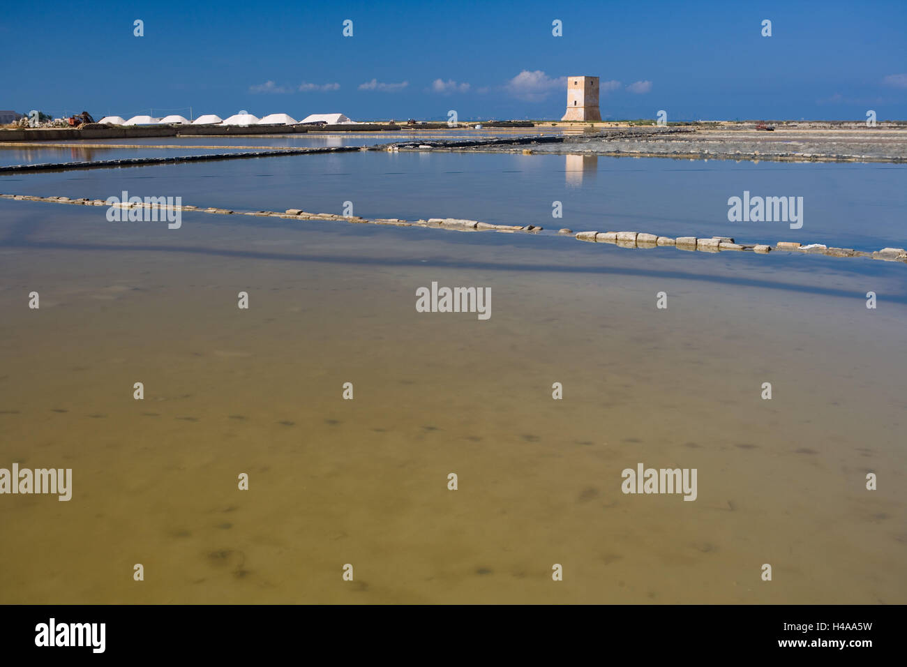 Italy, Sicily, saltworks, salt production Stock Photo - Alamy