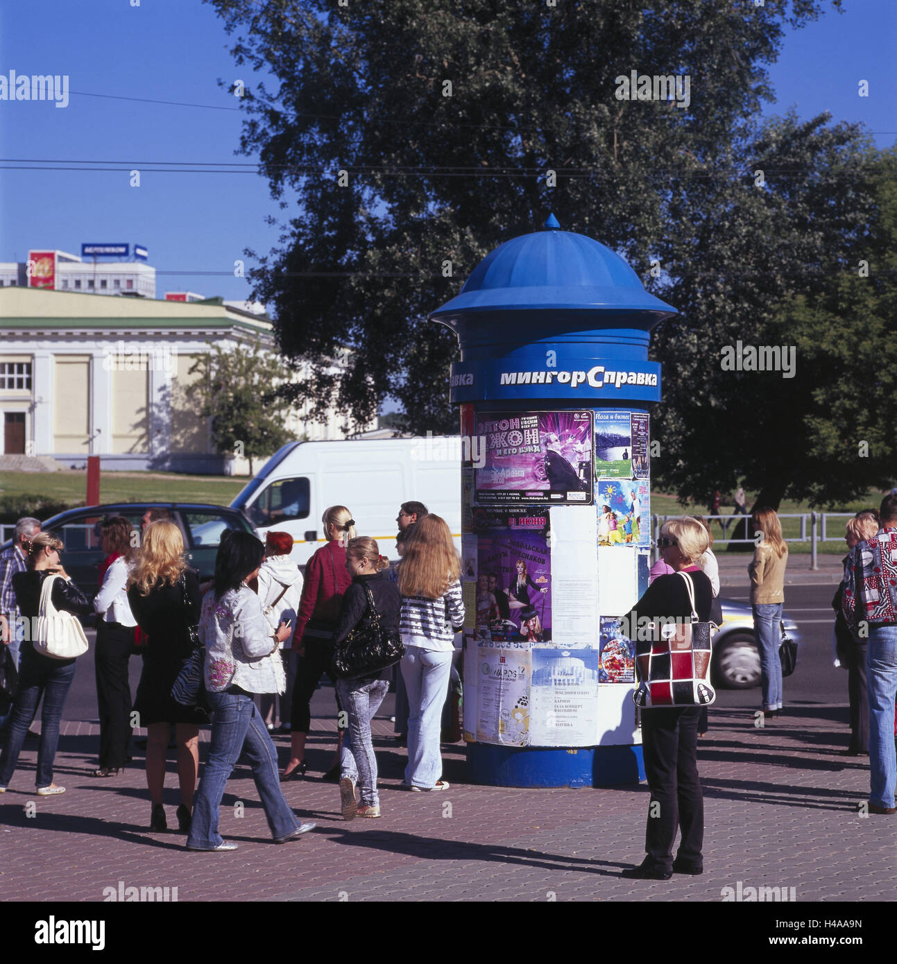 Byelorussia, Minsk, bus stop, passer-by, wait Stock Photo - Alamy