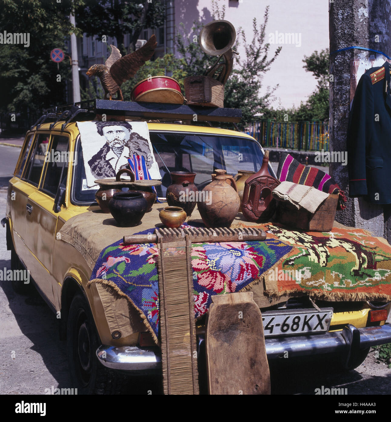 The Ukraine, Kiev, flea market, car, goods, sales, Andriyivs Æ kyi ...