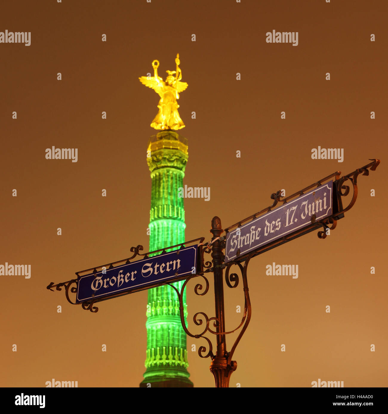Victory column, road signs, evening Stock Photo - Alamy