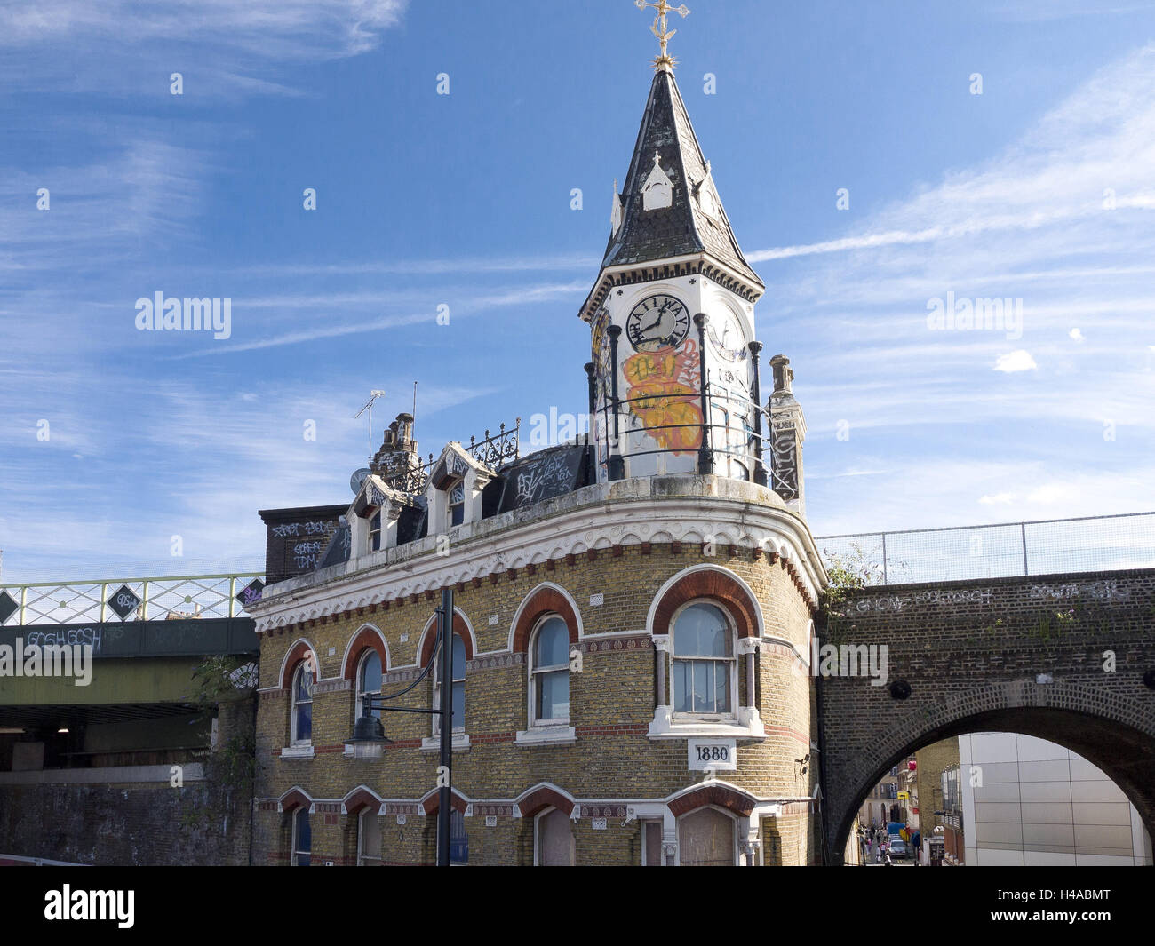 Tower bridge house london hi-res stock photography and images - Alamy