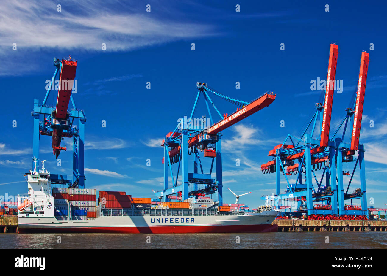 Containership in Hamburg-Altenwerder container terminal Stock Photo - Alamy