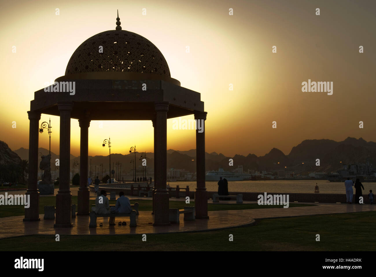 Oman, Muscat, courage yard, pavilion in Küstenstrasse Stock Photo - Alamy