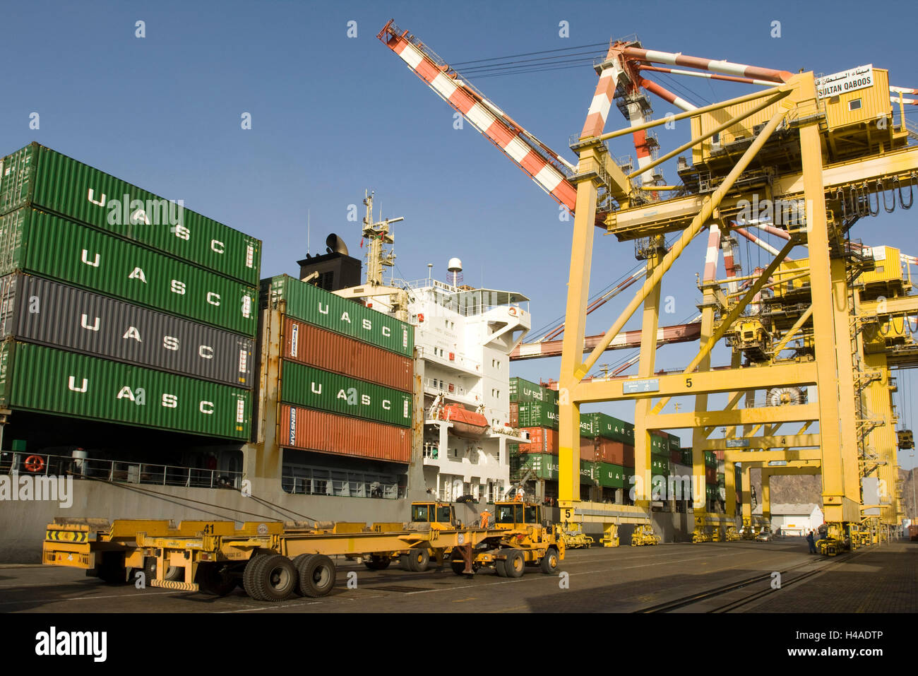 Container port mina hi-res stock photography and images - Alamy