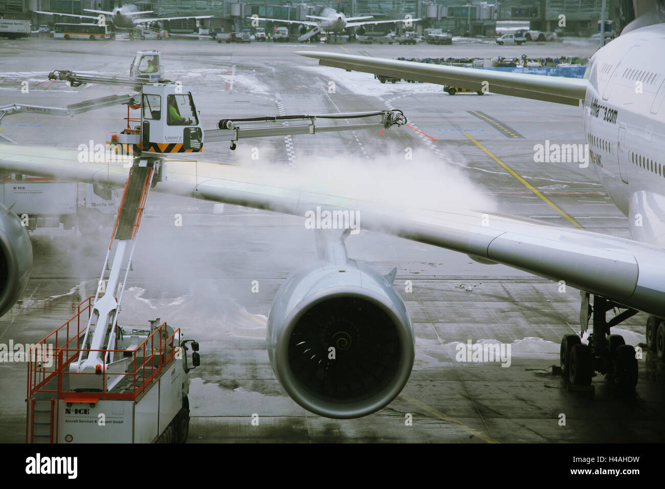 Defrosting airplane hi-res stock photography and images - Alamy