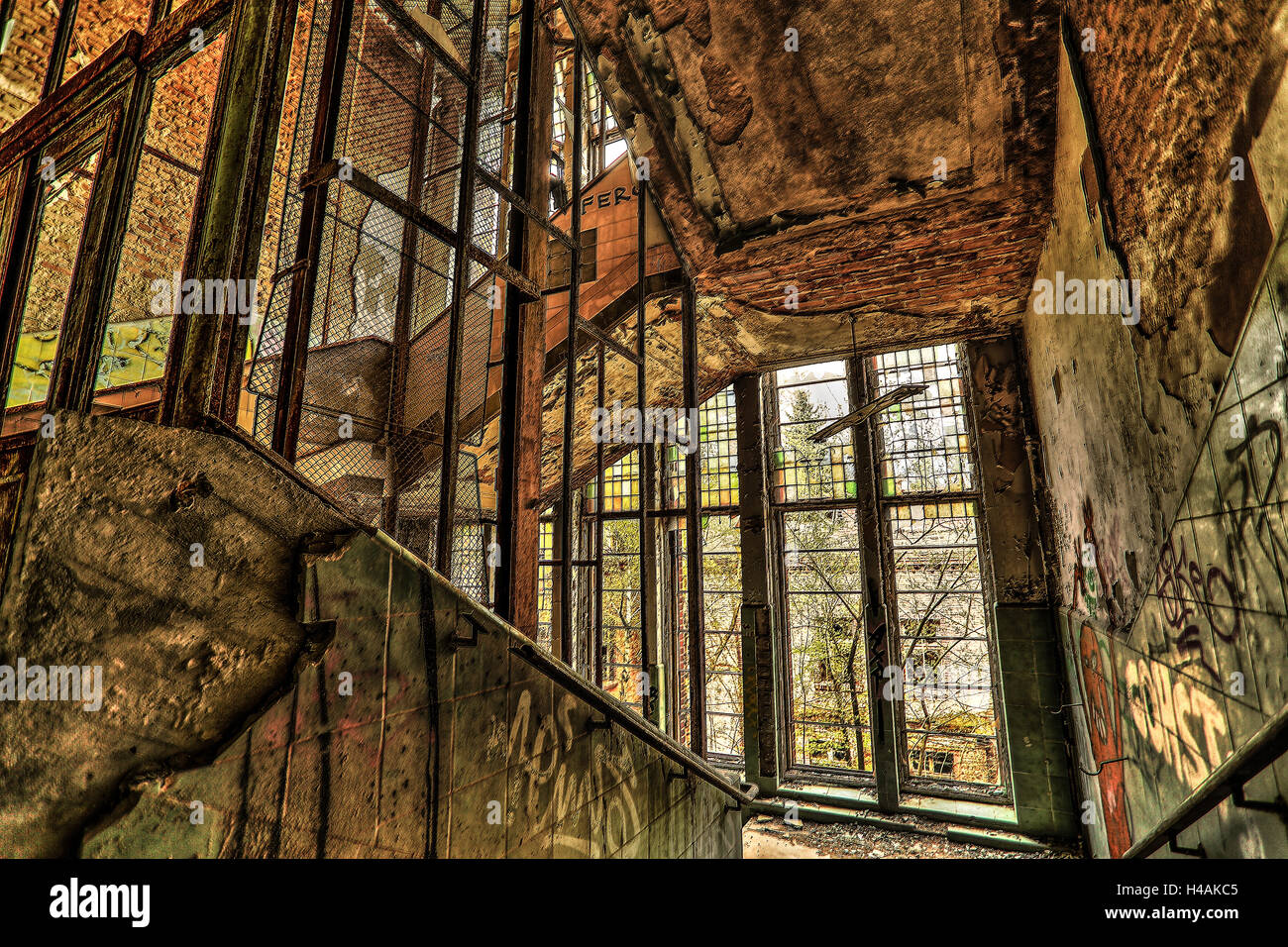 Old lift hi-res stock photography and images - Alamy