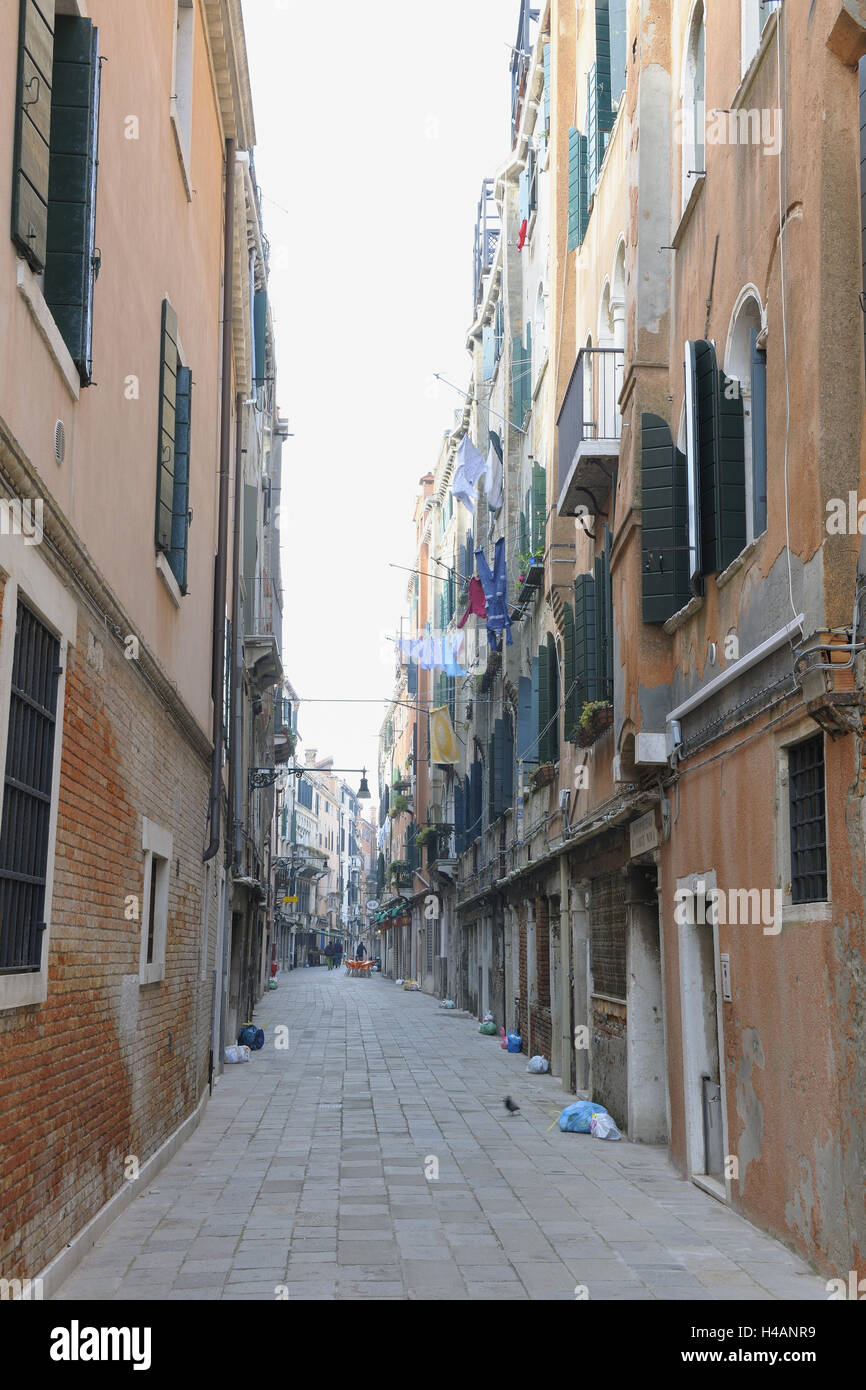 Quiet narrow lane hi-res stock photography and images - Alamy