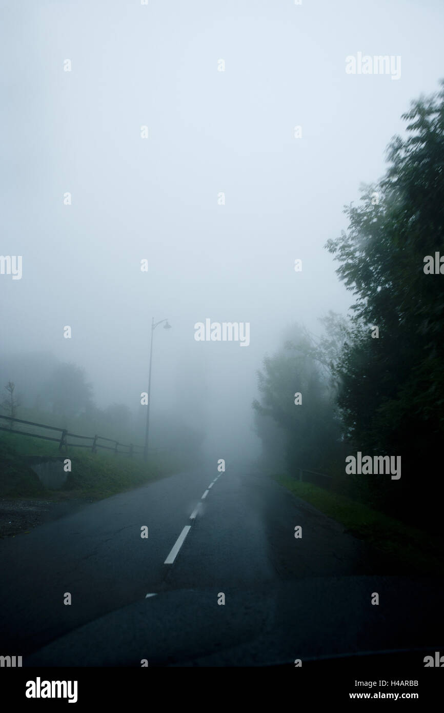 Thick fog country road hi-res stock photography and images - Alamy