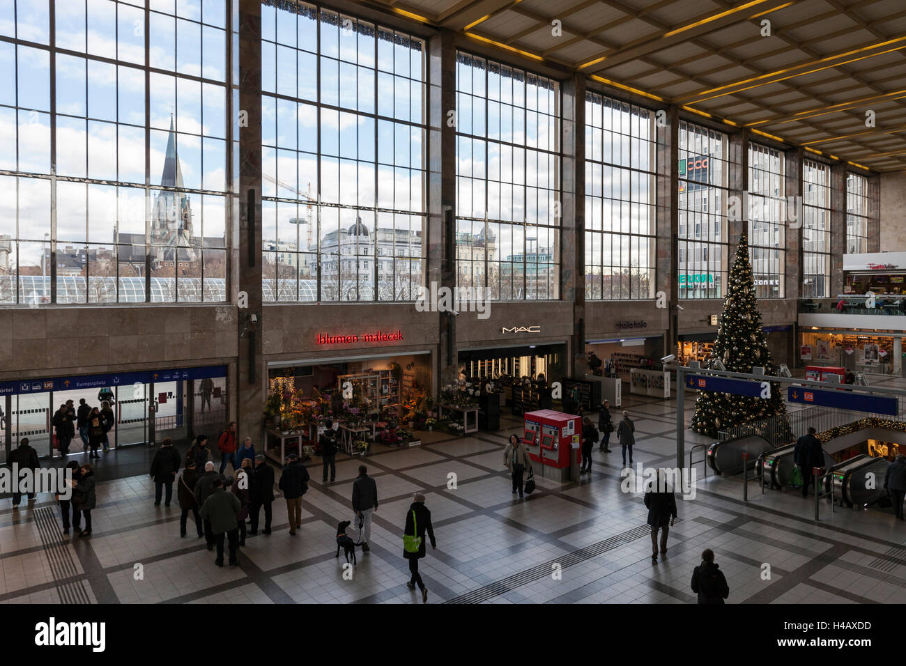 Europe, Austria, Vienna, Westbahnhof railway station, station hall ...