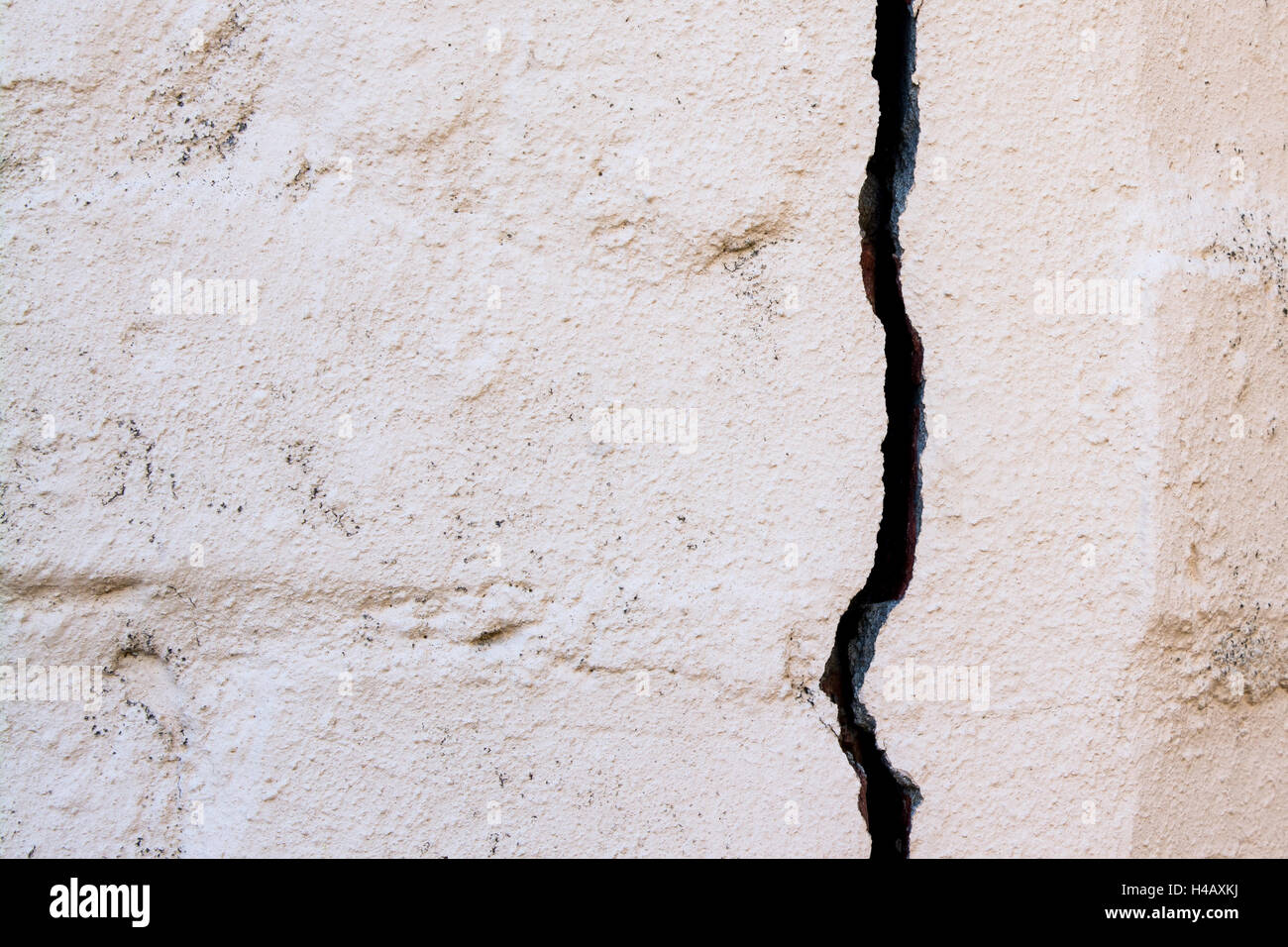 Crack - an obvious structural crack in a beige painted brick wall ...