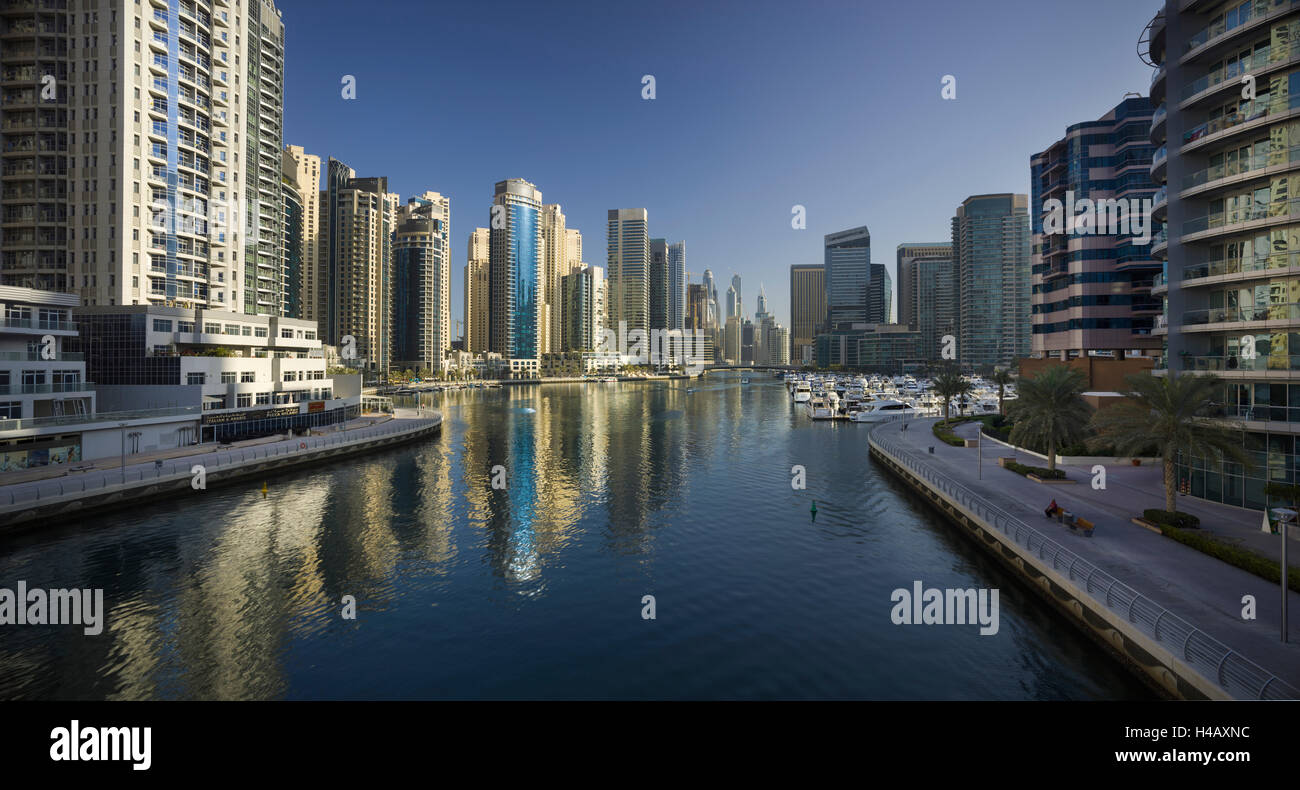 Skyscrapers dubai marina hi-res stock photography and images - Alamy