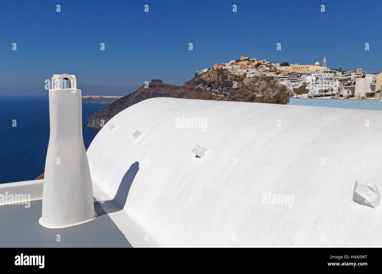 roof of whitewashed Cycladic house in Fira town on Santorini Stock ...