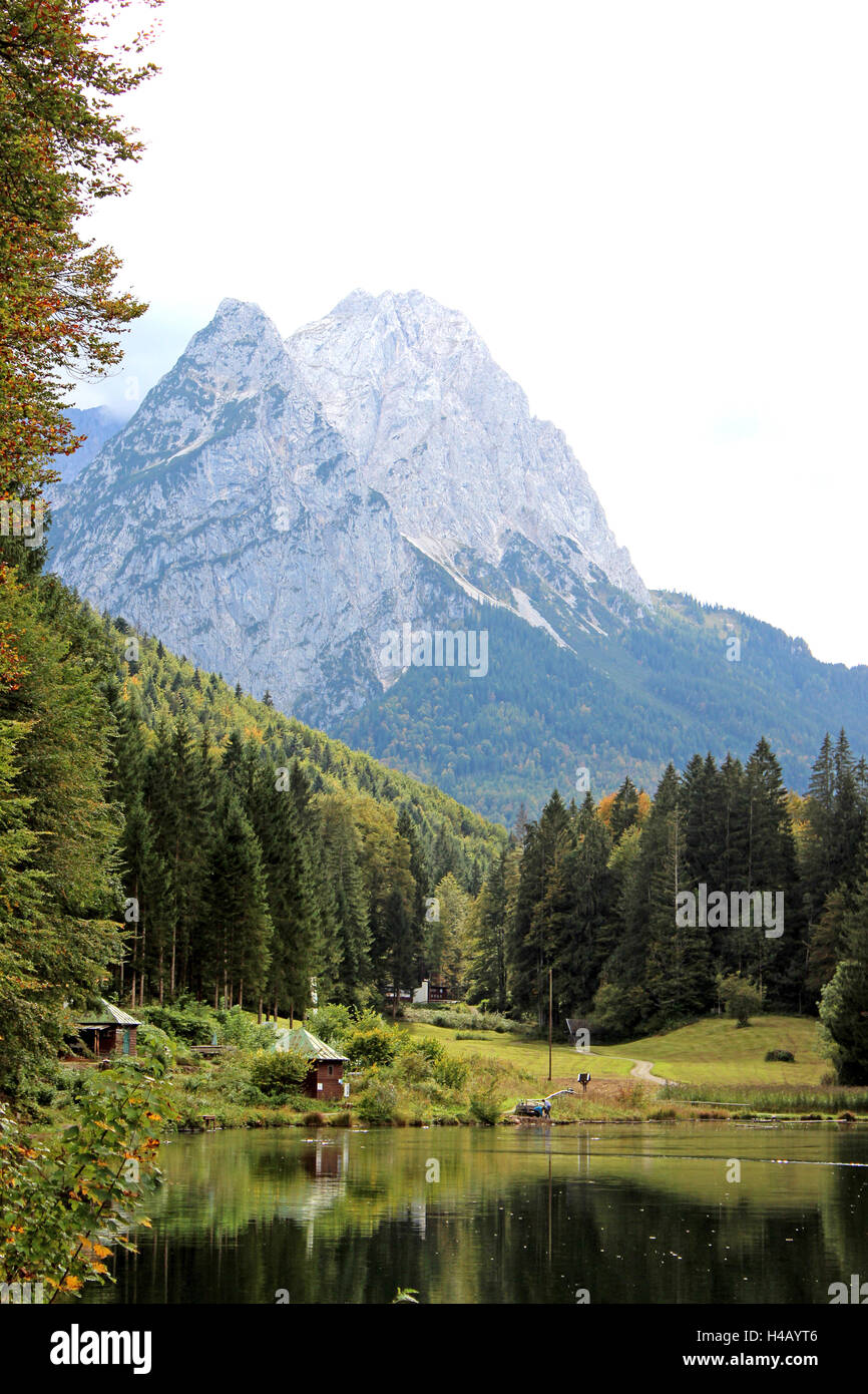 Germany, Bavaria, Garmisch-Partenkirchen, Lake Riessersee, Waxensteine ...