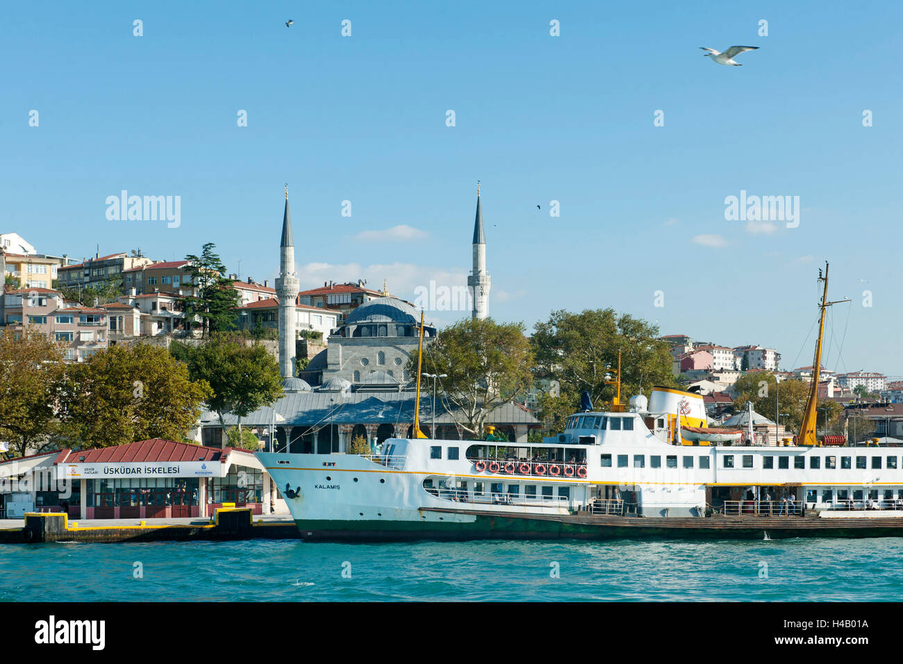 Turkey, Istanbul, Üsküdar, ferry dock (Iskele), behind it the Mihrimah ...