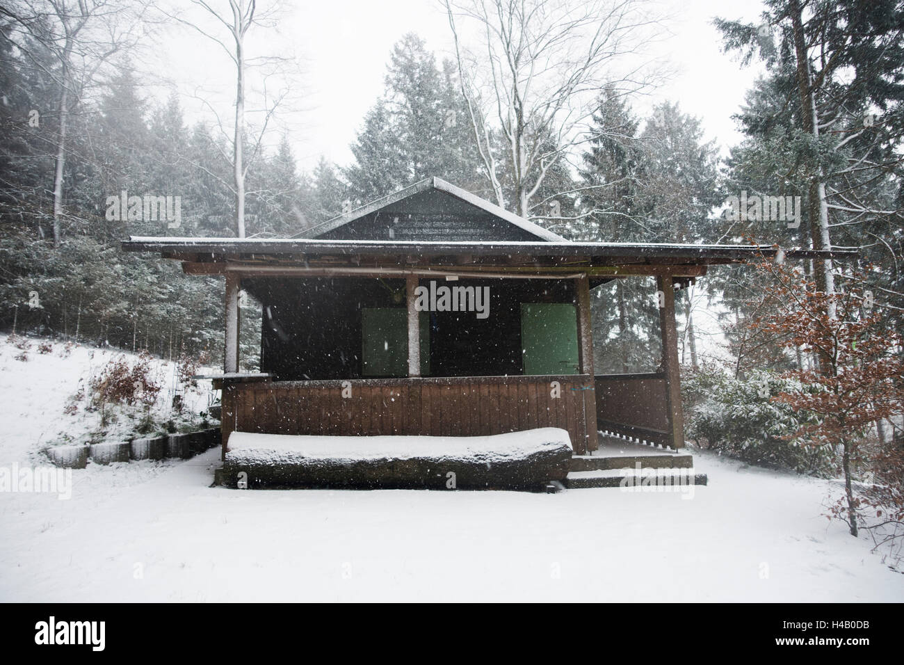 Hut in the snow hi-res stock photography and images - Alamy