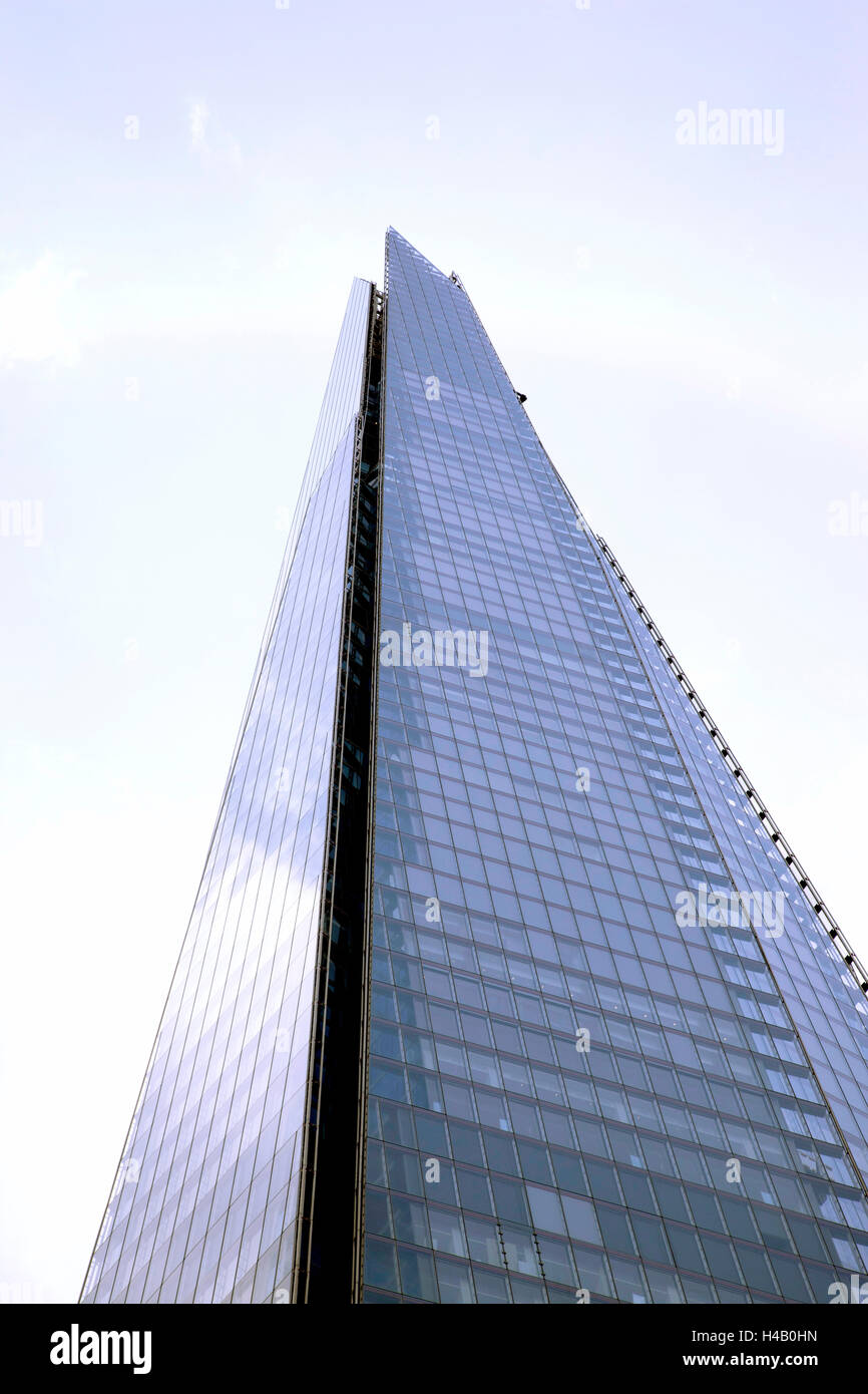Pyramid shaped skyscraper hi-res stock photography and images - Alamy