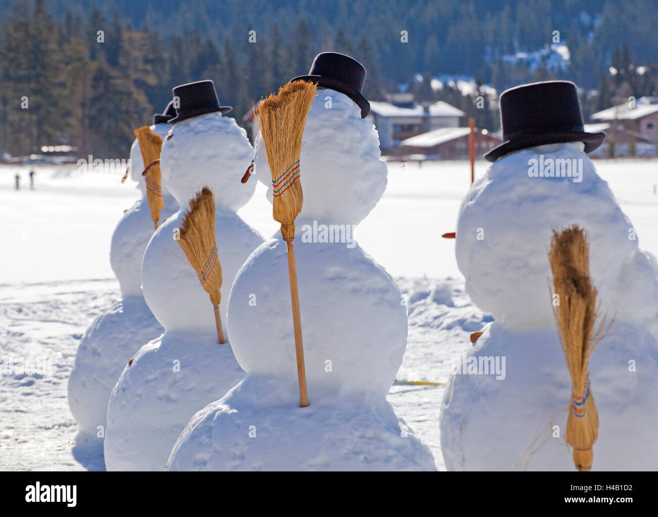 Group of snowmen hi-res stock photography and images - Alamy