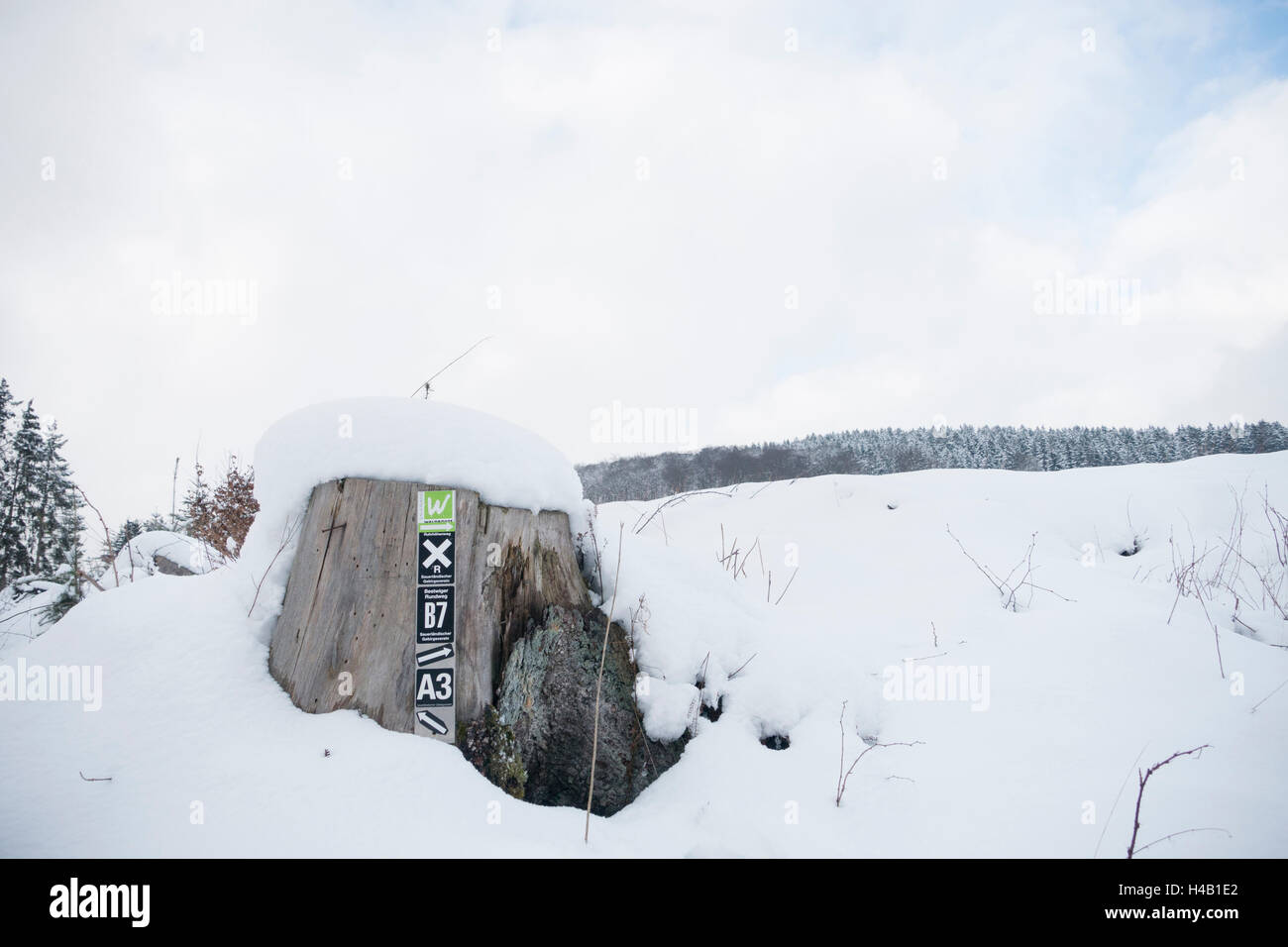 Mountain trail sign in hi-res stock photography and images - Alamy