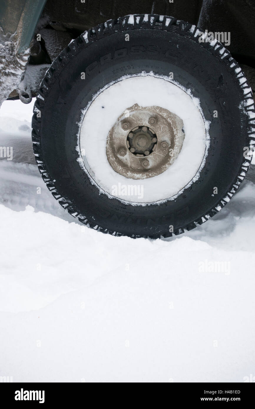 Car tyres in snow Stock Photo - Alamy