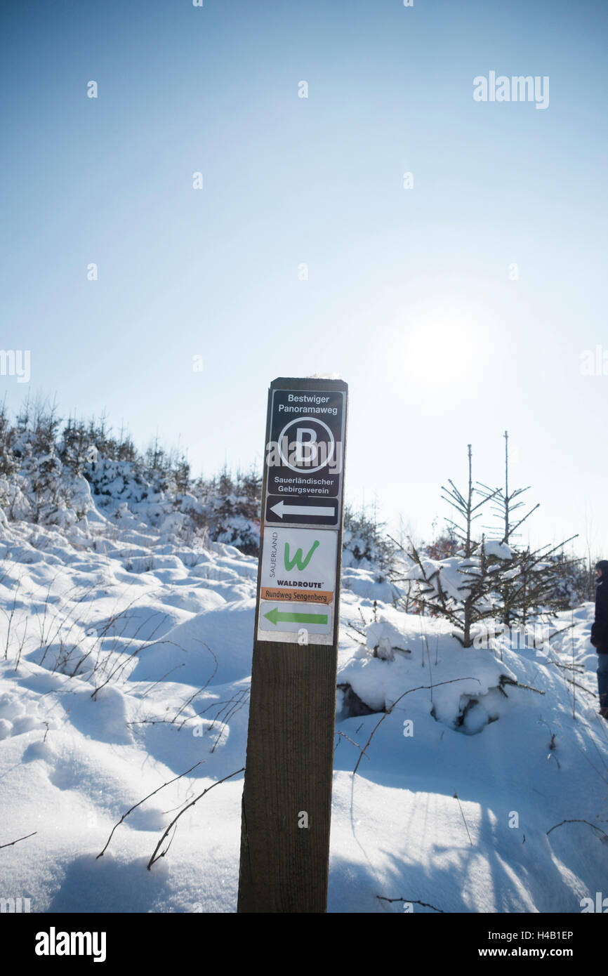 Signpost in snow hi-res stock photography and images - Alamy