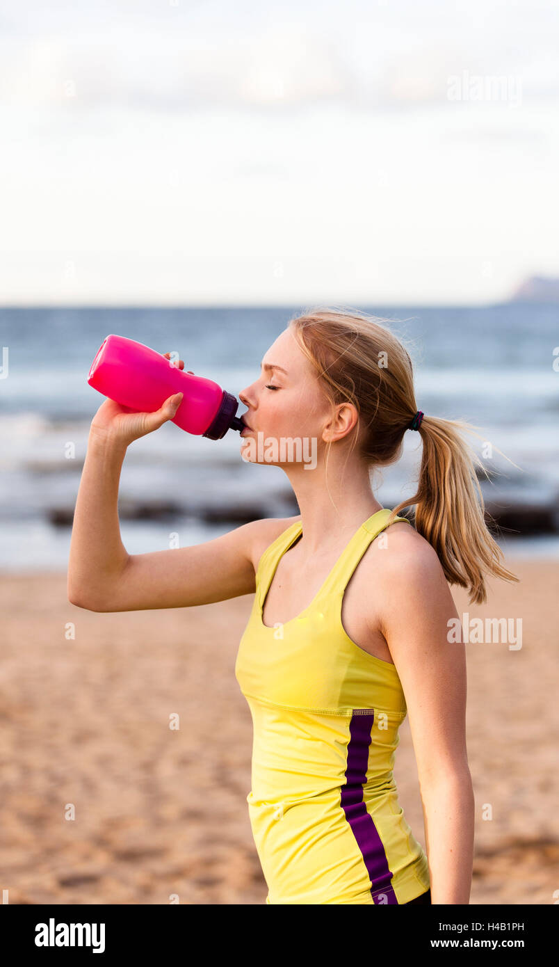 young woman drinking after jogging Stock Photo - Alamy