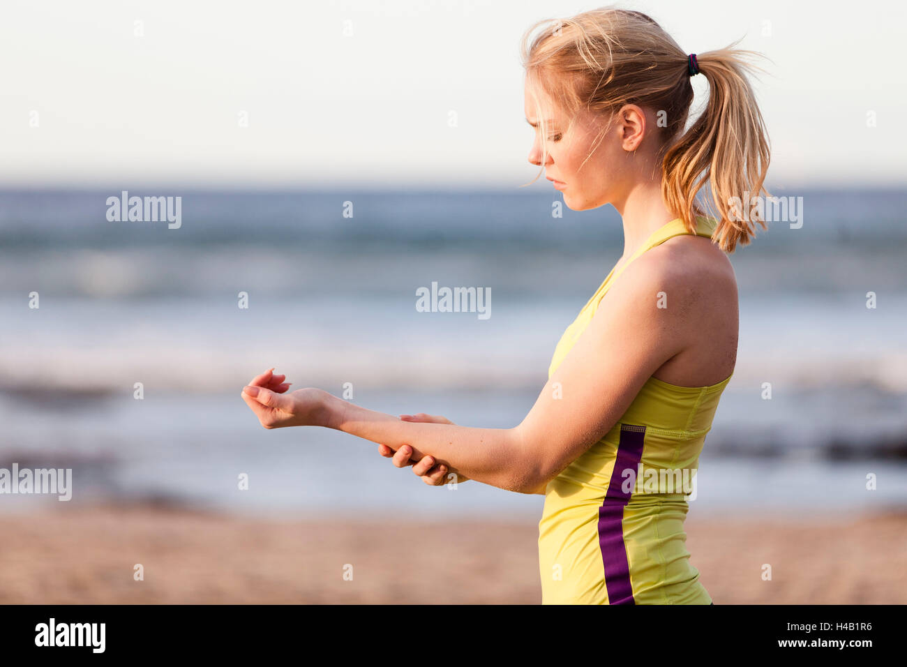 young woman, sports injury, arm Stock Photo - Alamy