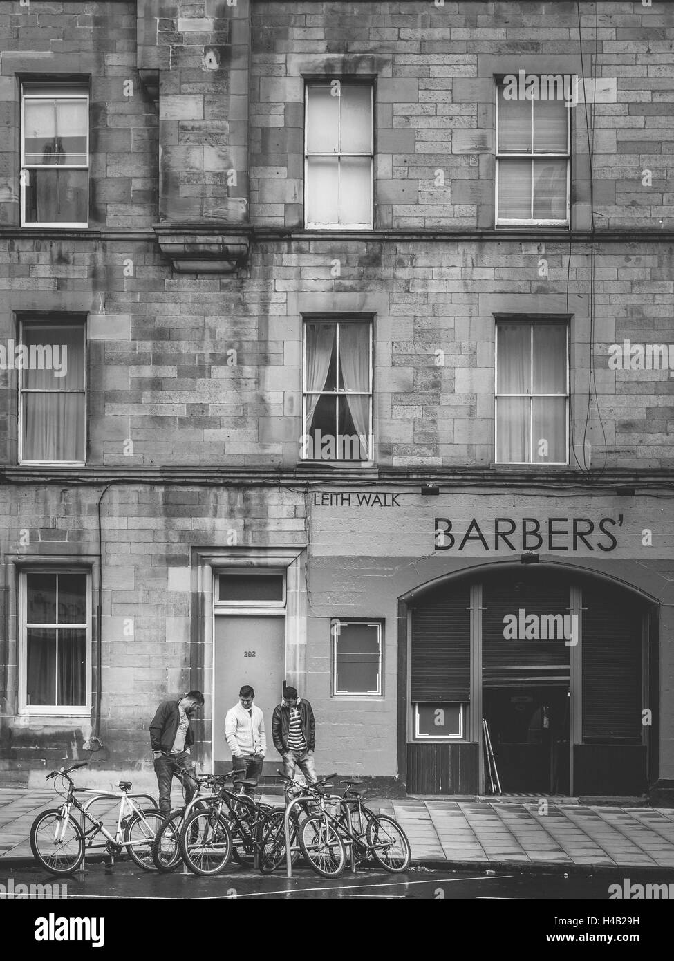 Edinburgh tenement buildings Black and White Stock Photos & Images - Alamy
