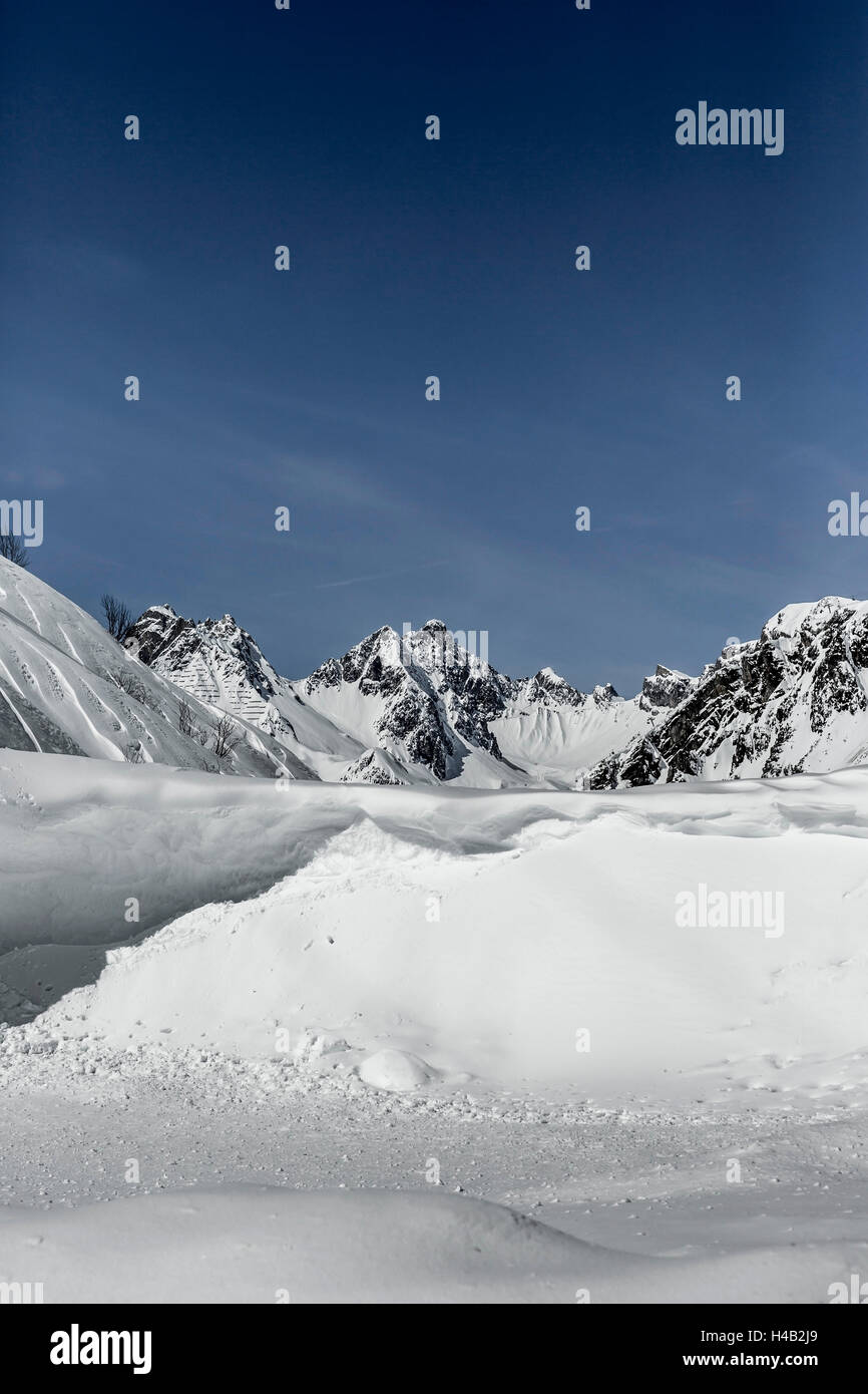 Cornice snow hi-res stock photography and images - Alamy