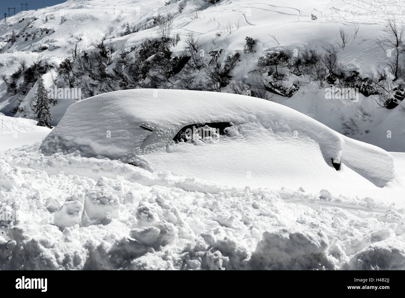 Car bonnet snow covered hi-res stock photography and images - Alamy