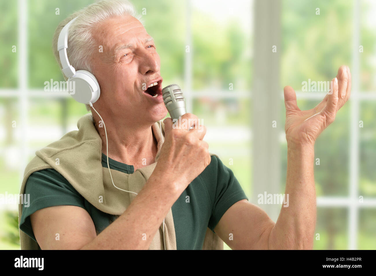 Senior man singing Stock Photo - Alamy