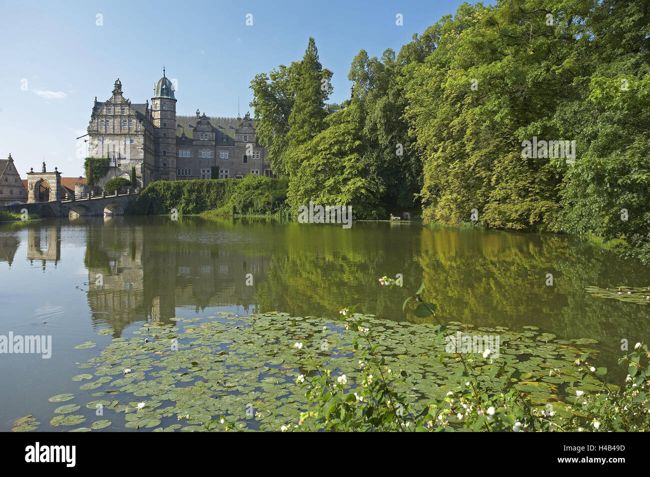 Germany, Lower Saxony, Emmerthal, castle castle Hämelschen, pond, Weser ...