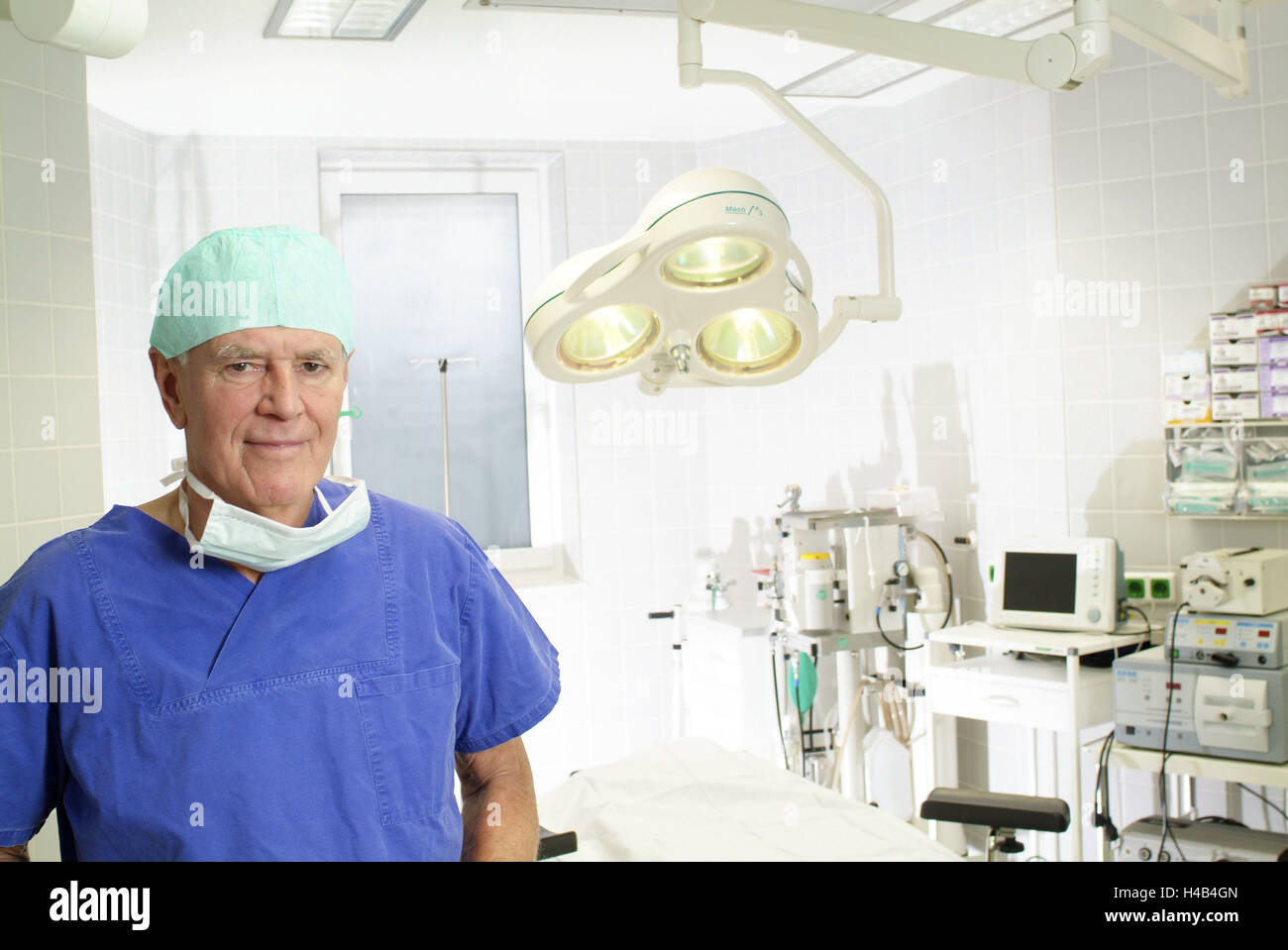 Operating room, doctor, portrait Stock Photo - Alamy