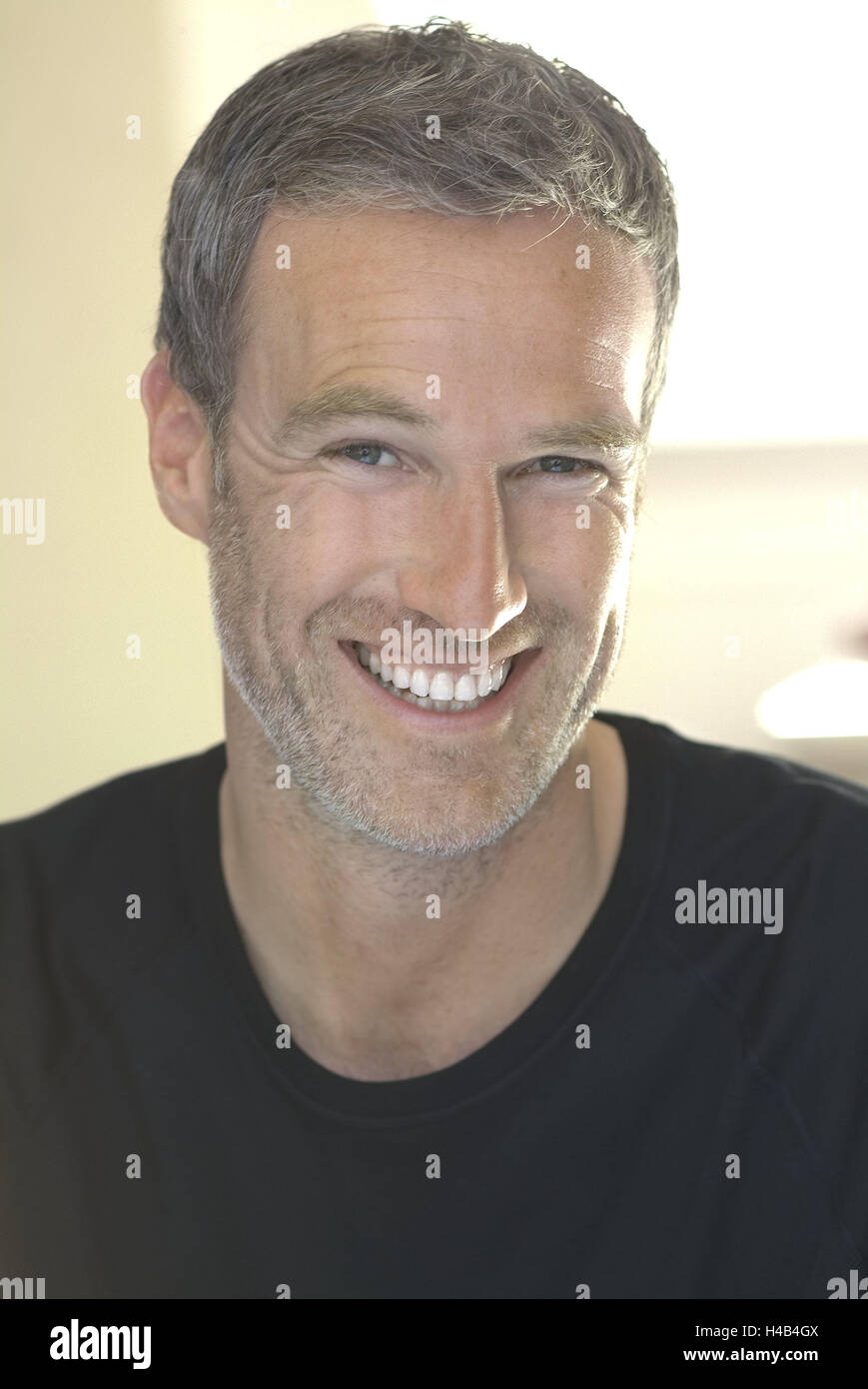 Man, three-day beard, smiling, portrait Stock Photo - Alamy