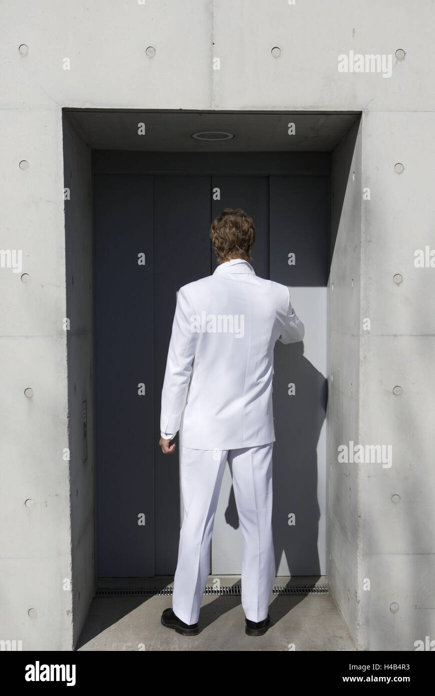 Man, suit, white, back view, lift, wait, people, dark-blond, whole body ...