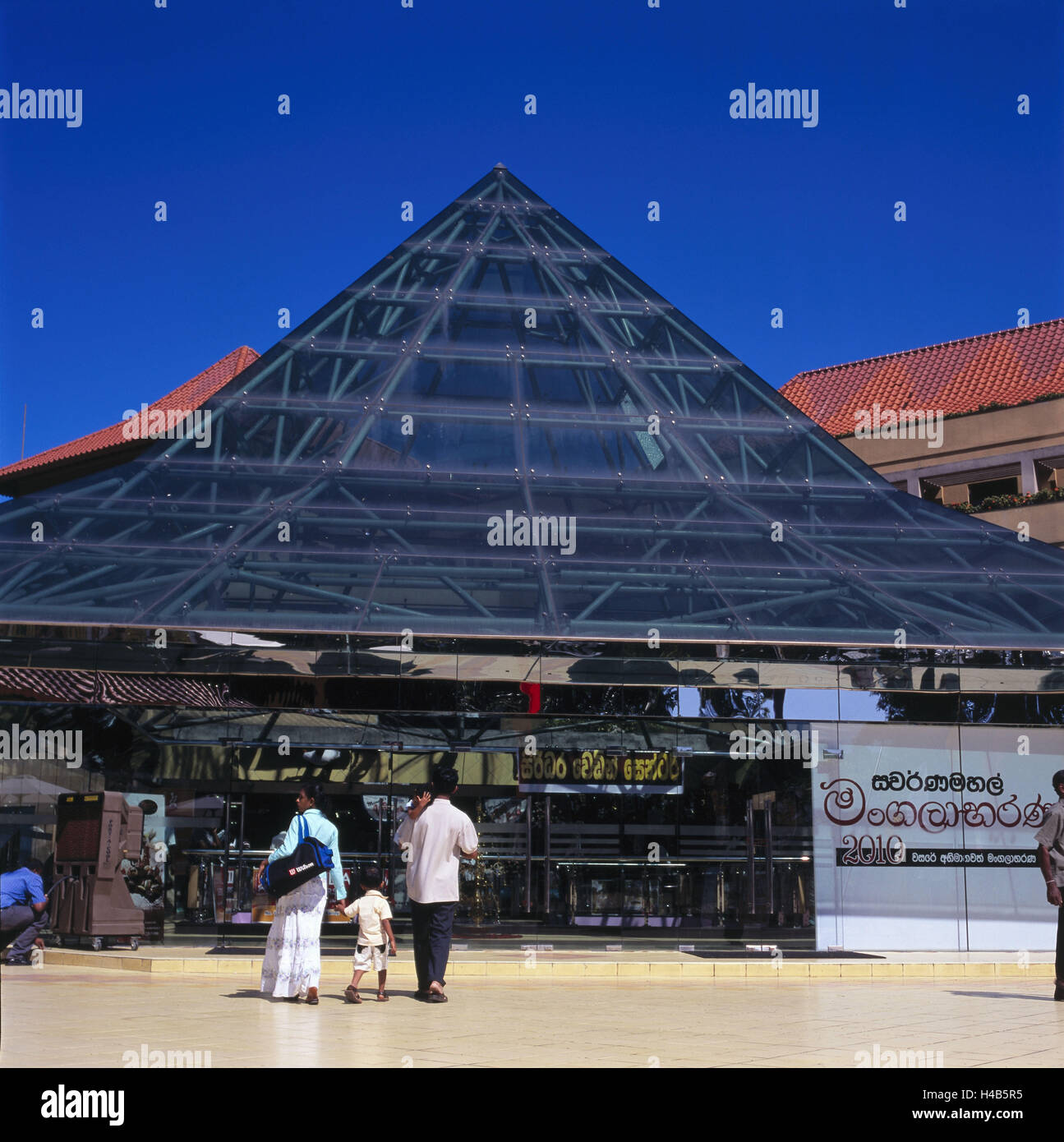 Sri Lanka, Kandy, shopping centre, outside Stock Photo - Alamy