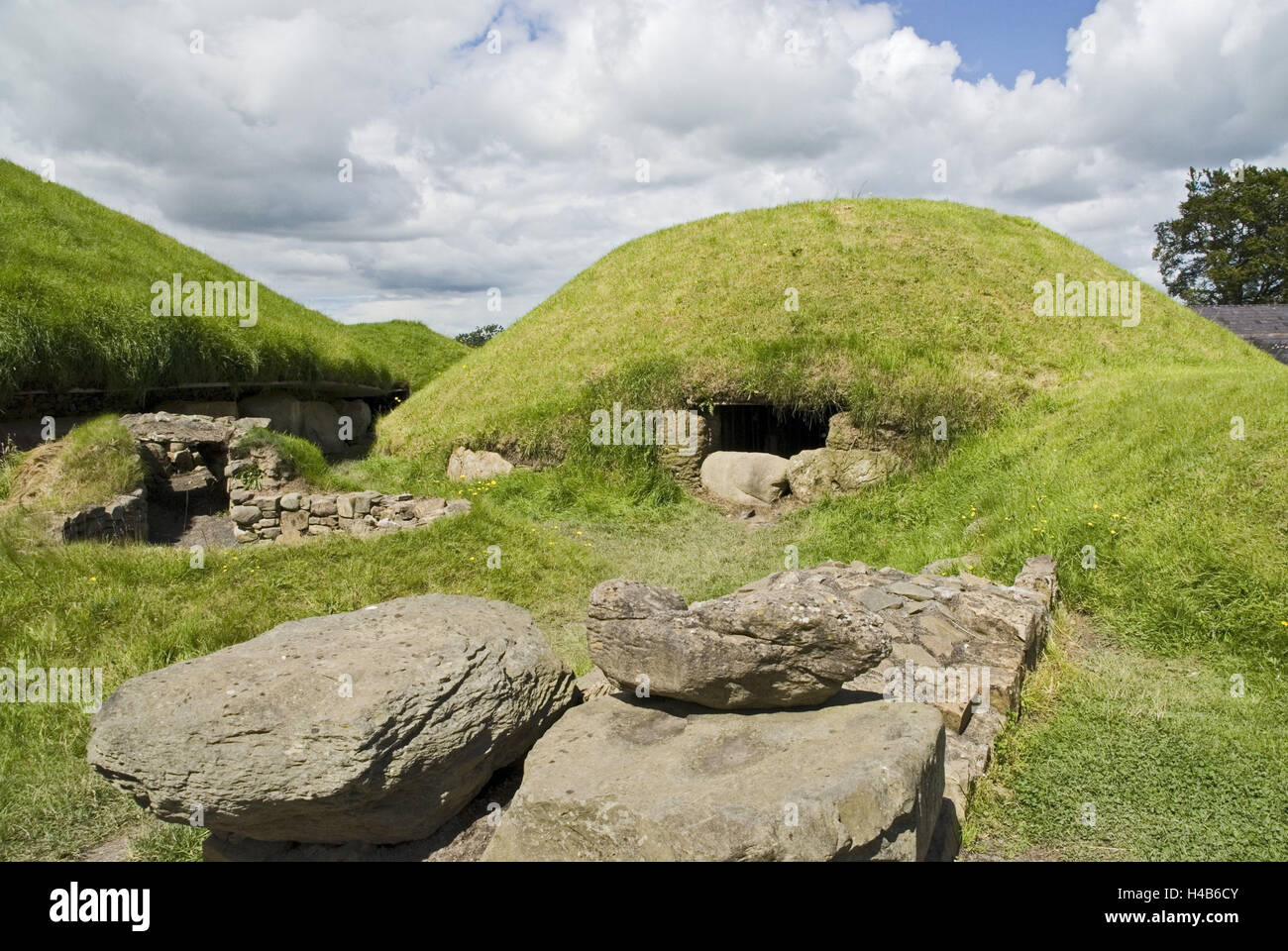 Knowth graves hi-res stock photography and images - Alamy