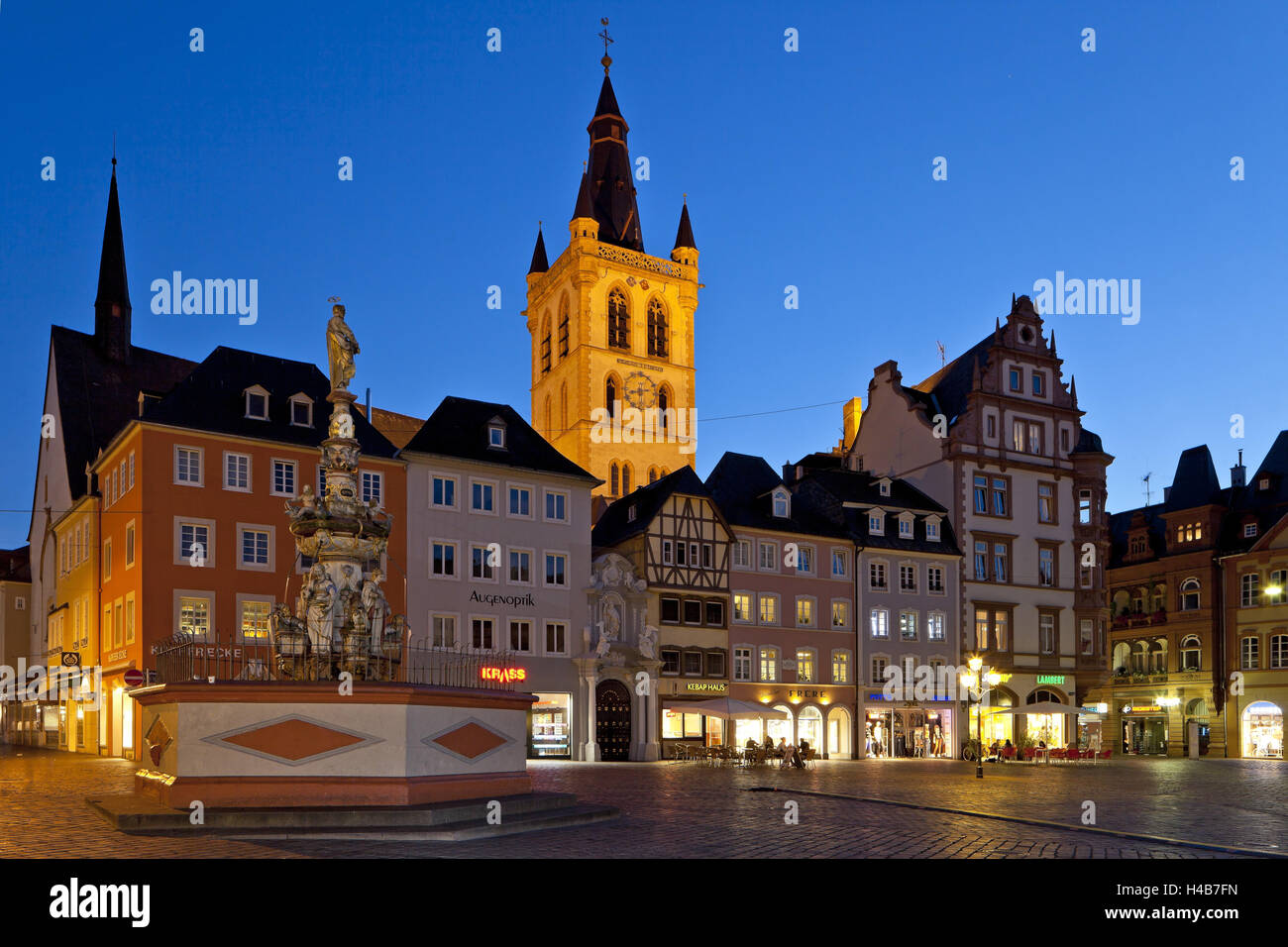Germany, Rhineland-Palatinate, Trier, marketplace, Petrusbrunnen (well ...