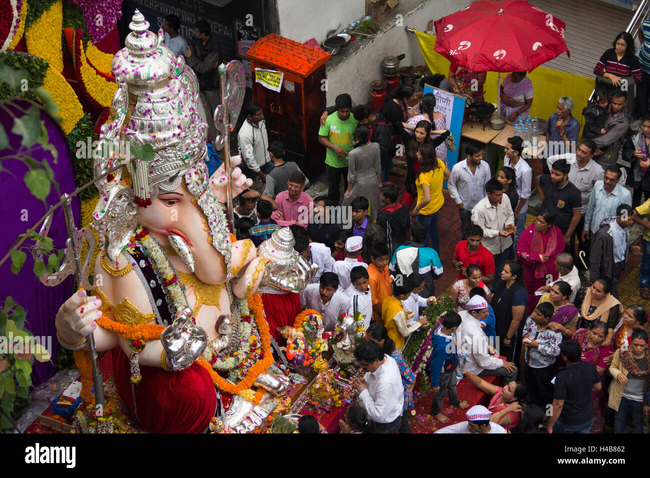 Ganesh festival procession pune hi-res stock photography and images - Alamy
