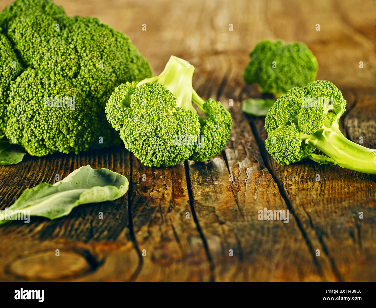 Broccoli, wooden table Stock Photo - Alamy