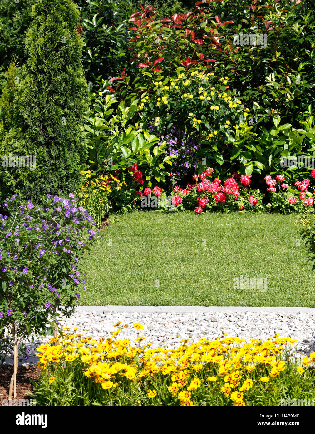 Garden, lushly vegetated, flowers, plants Stock Photo - Alamy