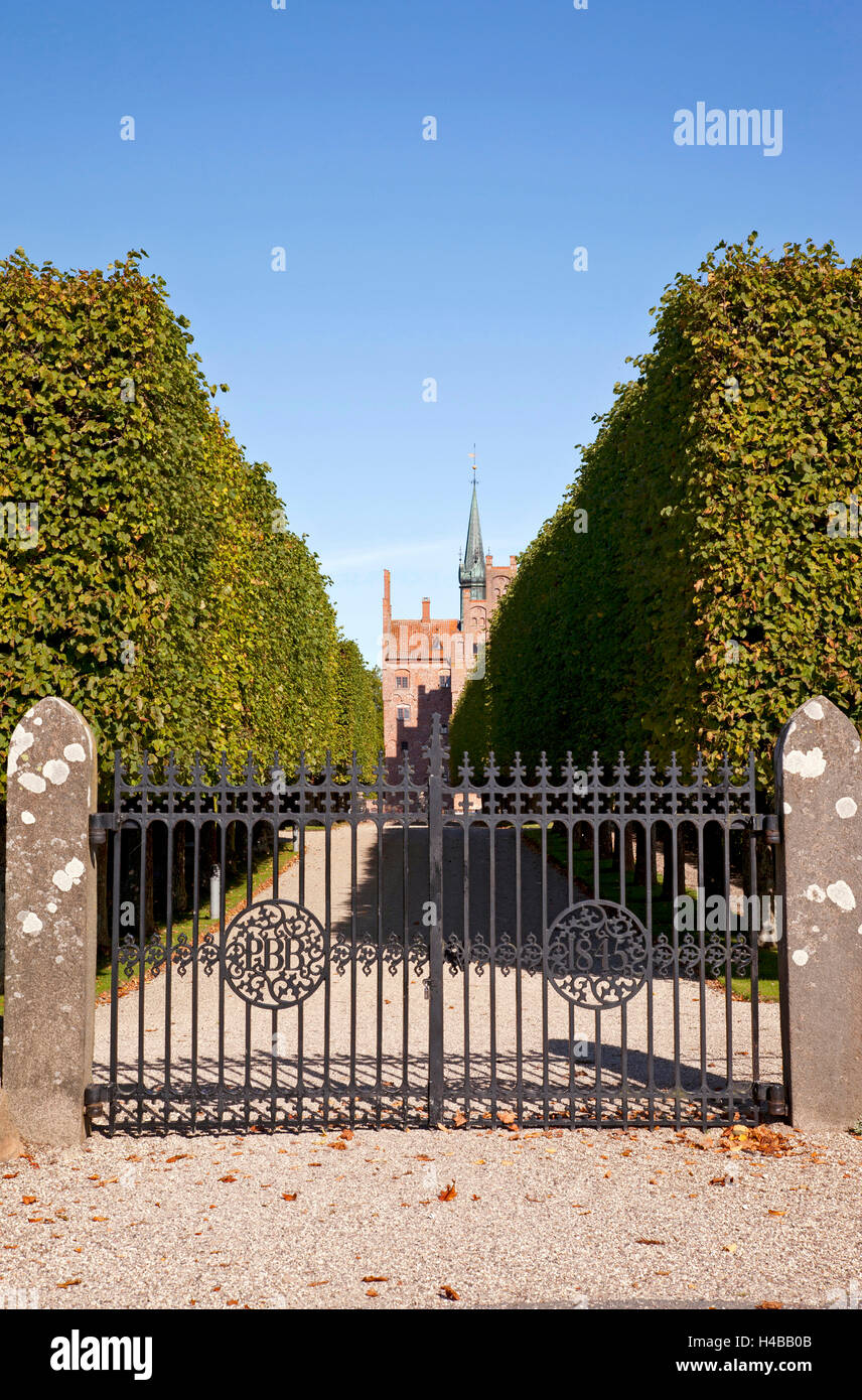 Castle, way, garden, Egeskov Stock Photo - Alamy