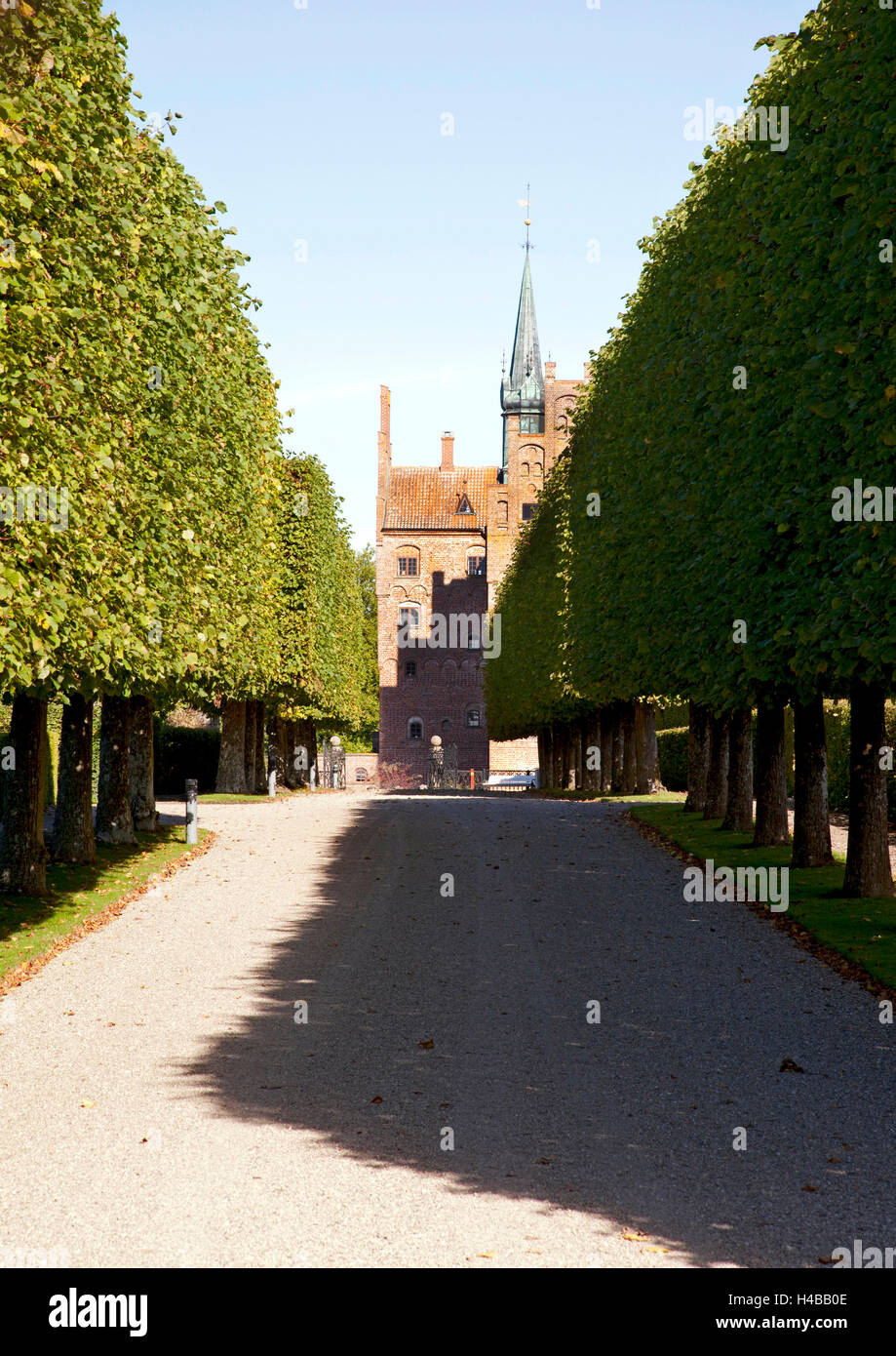 Castle, way, garden, Egeskov Stock Photo - Alamy