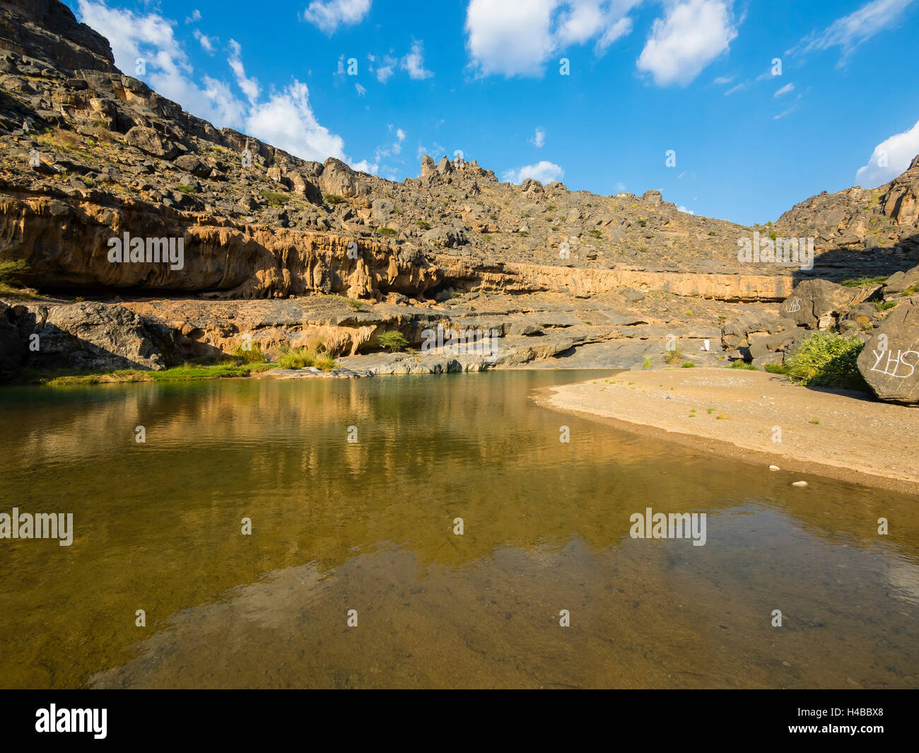 Clear water in Wadi Dam, Hajar al Gharbi Mountains, Al Dhahirah Region ...