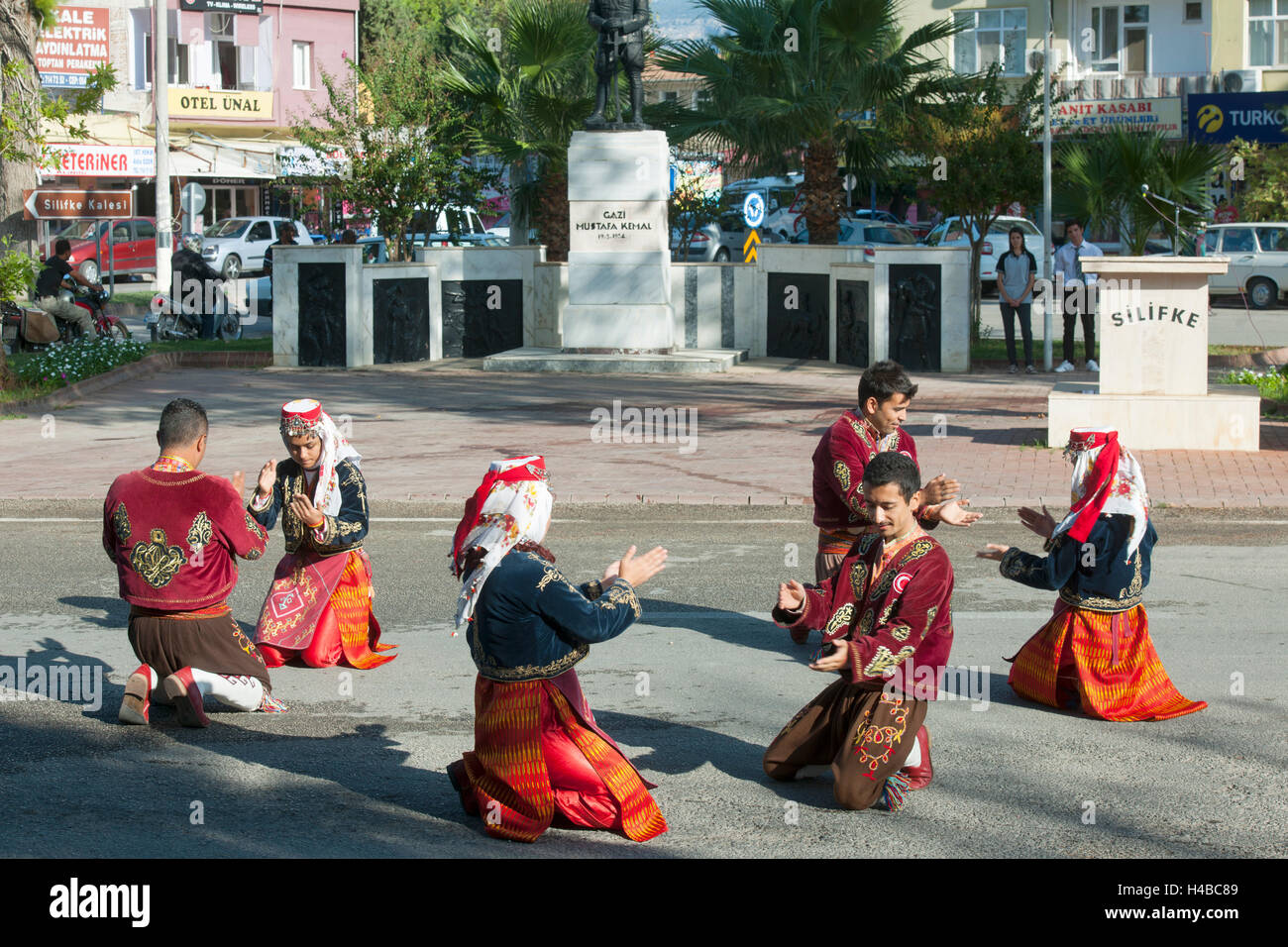 Kasik oyunu or spoon dance hi-res stock photography and images - Alamy