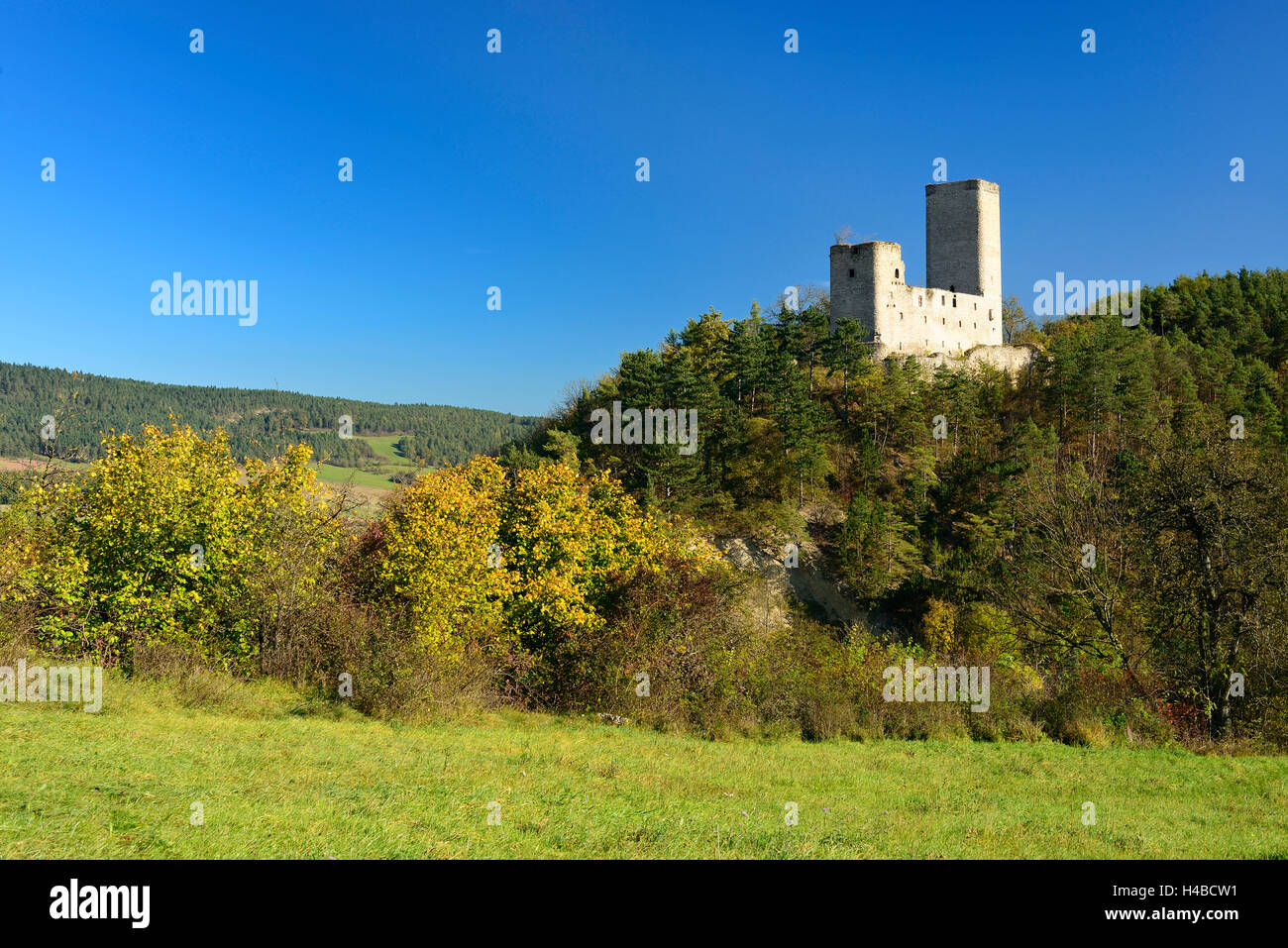 Germany, Thuringia, Ilm-Kreis, landscape with castle ruin Ehrenstein ...