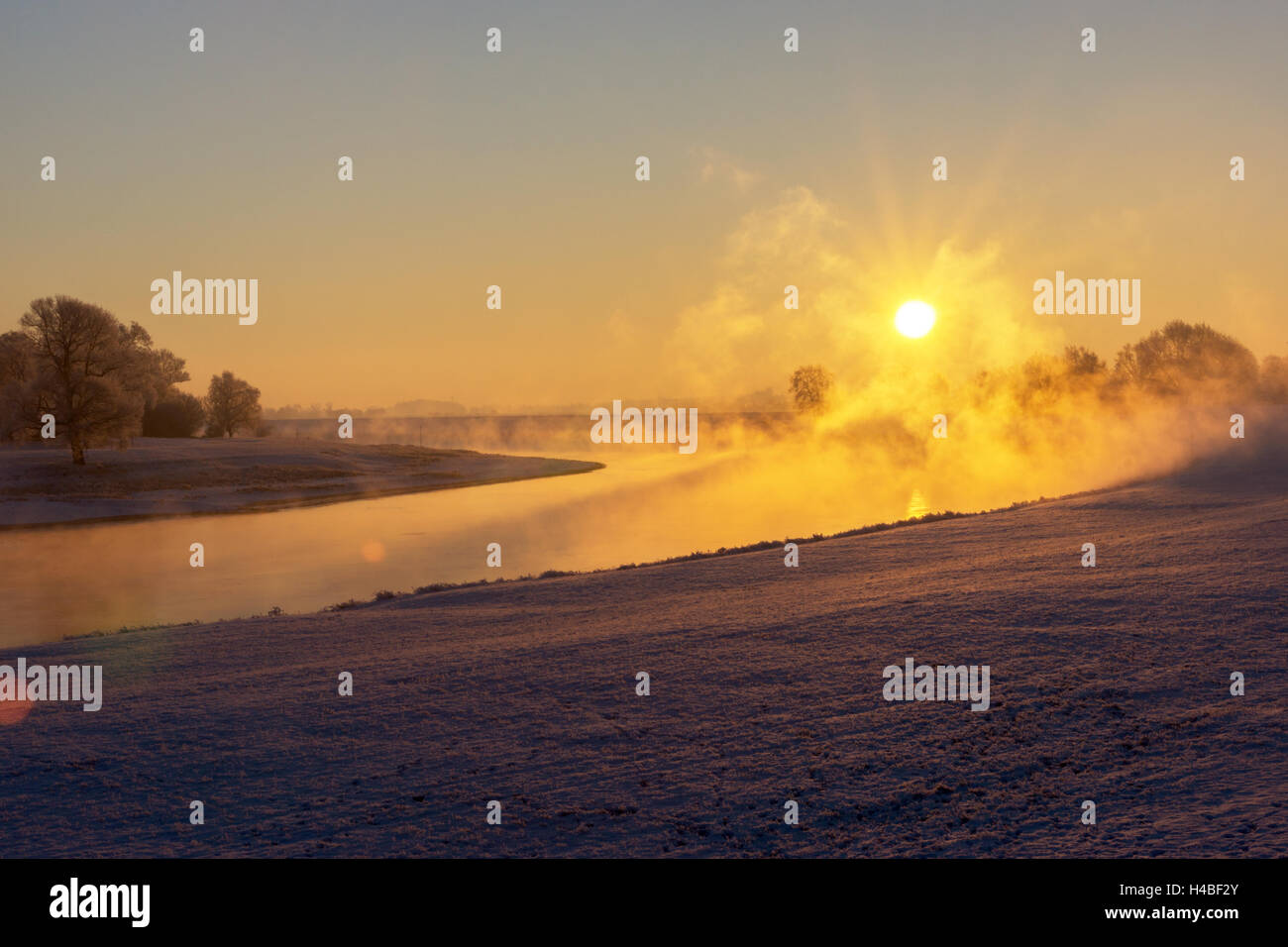 Fog and a river hi-res stock photography and images - Alamy