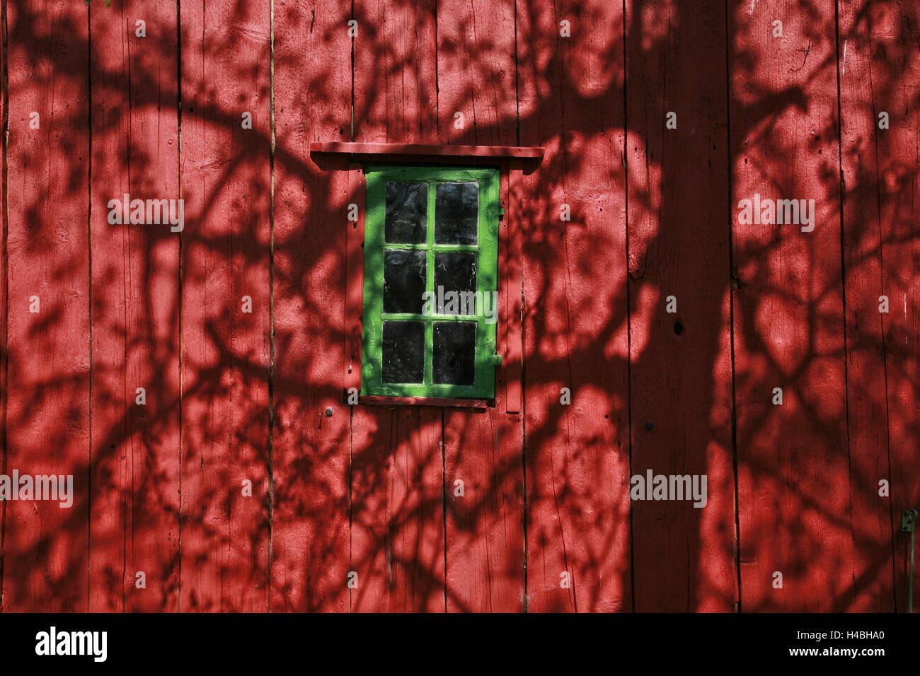 Red barn window hi-res stock photography and images - Alamy